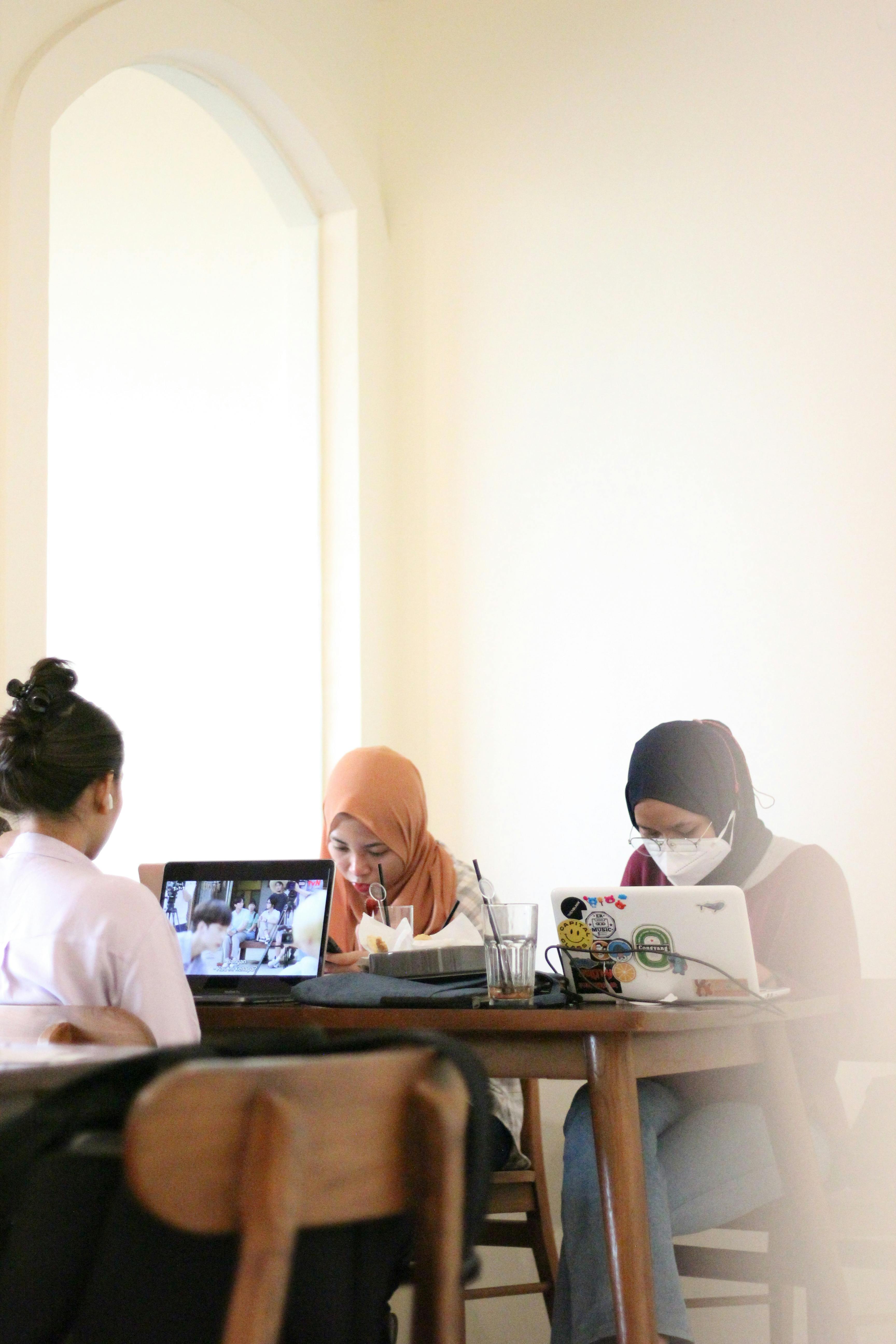 Classroom Screen Photos, Download The BEST Free Classroom Screen Stock ...