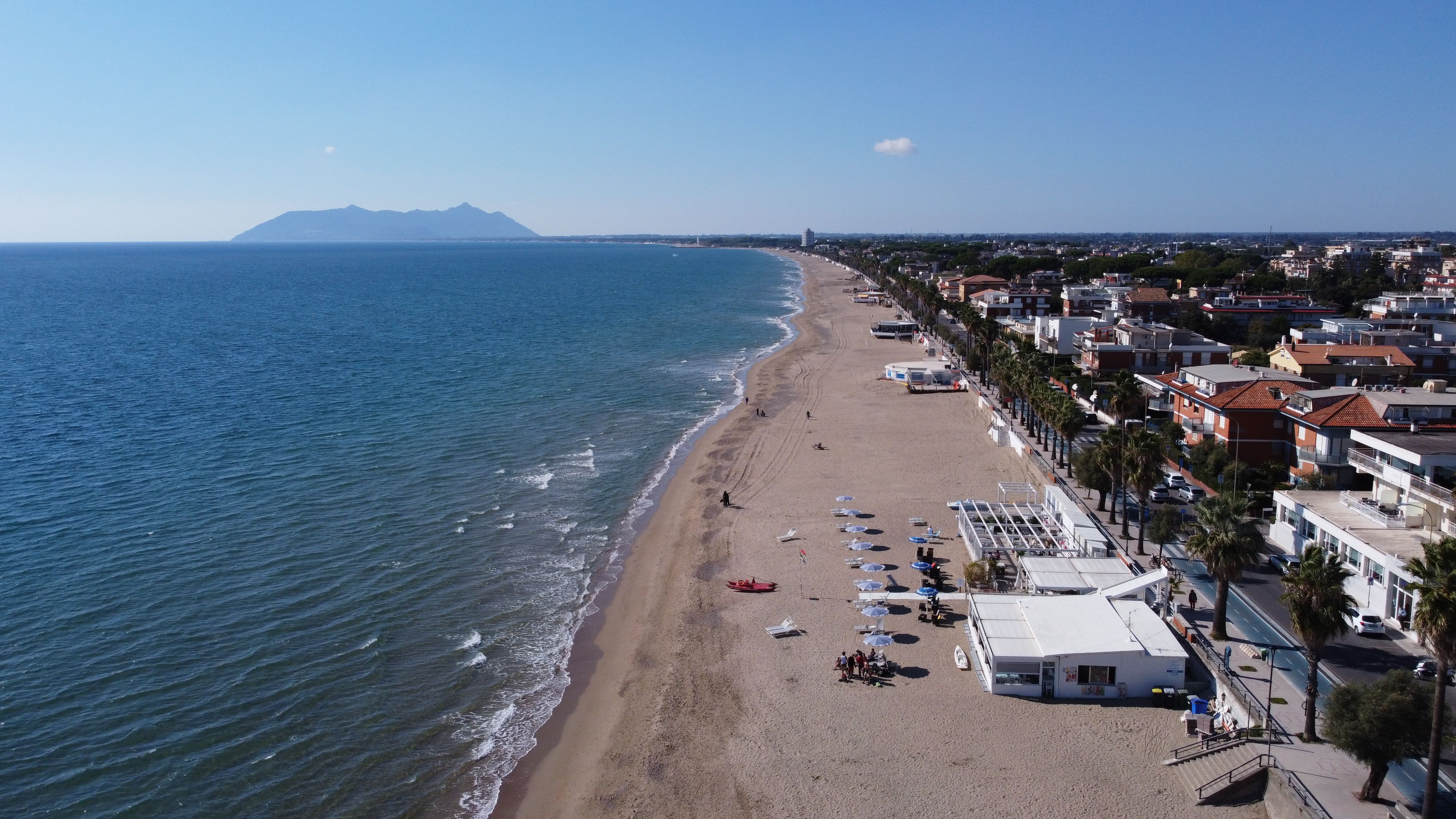 Aerial Photography of a Shore · Free Stock Photo
