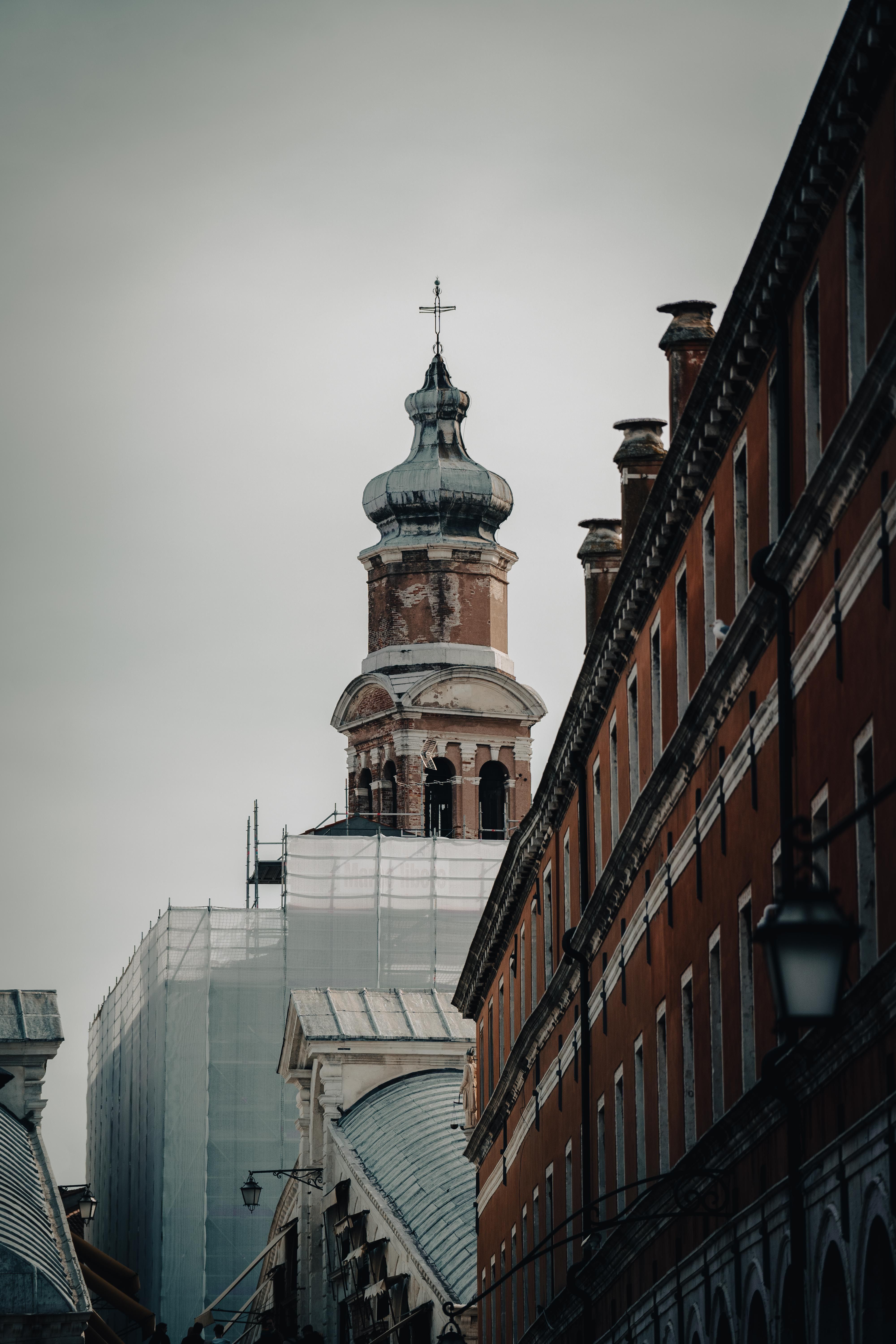 Bâtiments De La Ville Sous Les Nuages Gris · Photo gratuite