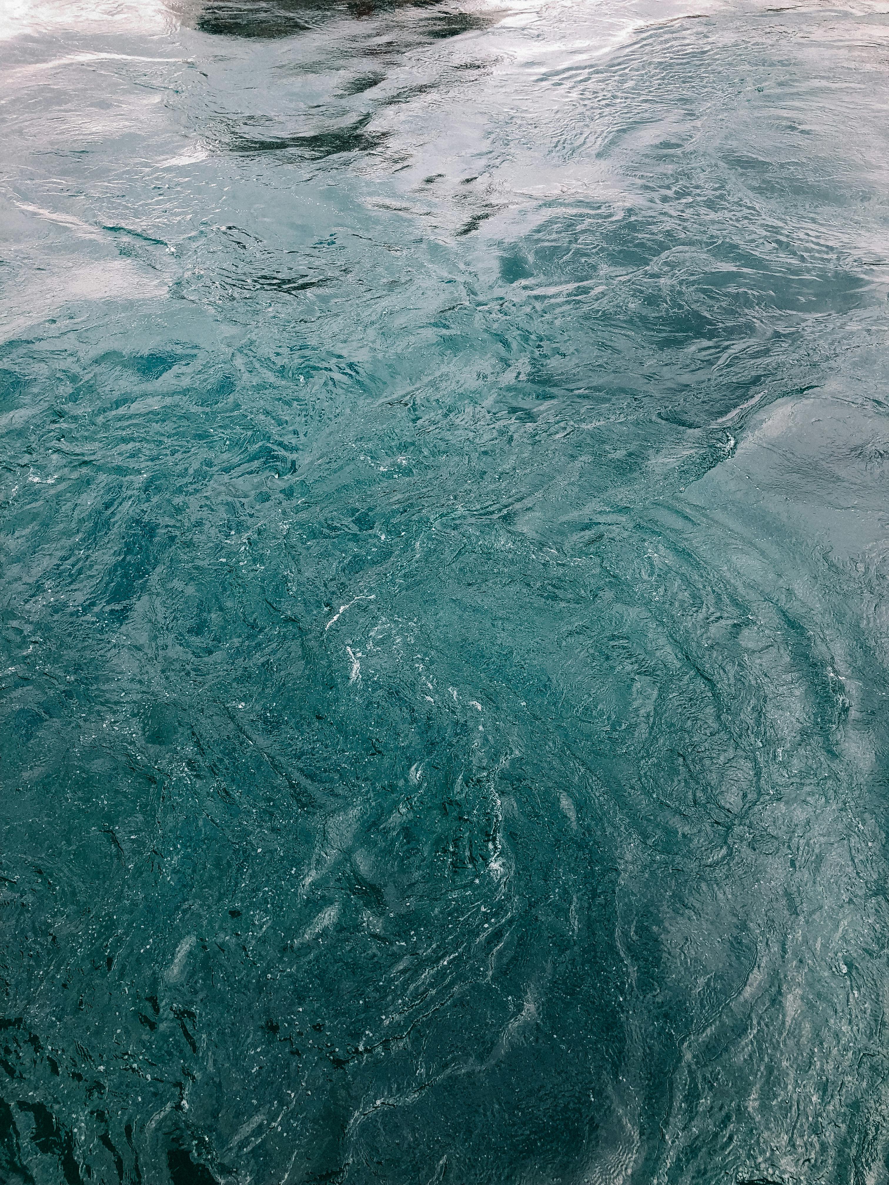 Stormy blue sea in sunlight · Free Stock Photo