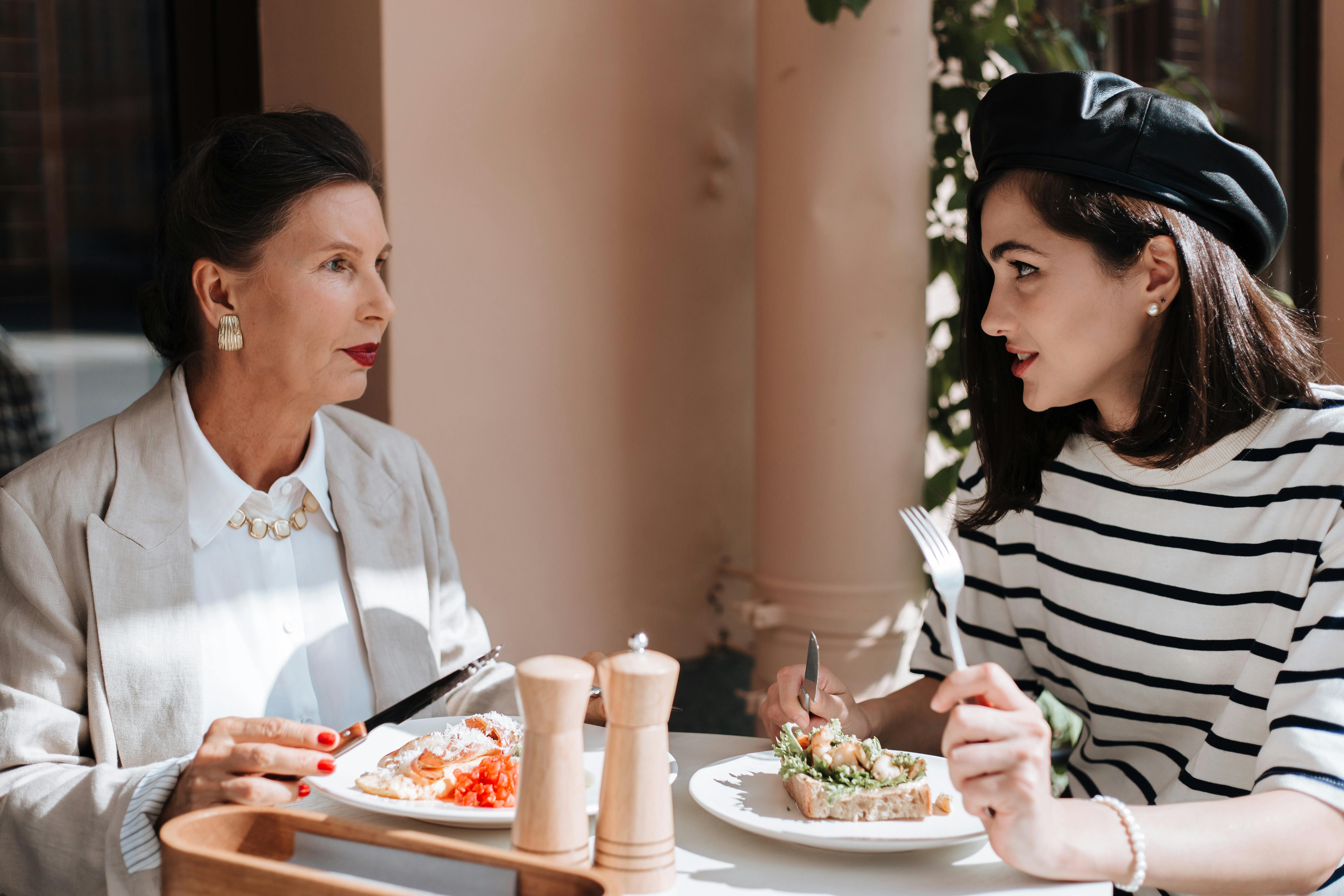 Women Eating Together in the Restaurant · Free Stock Photo