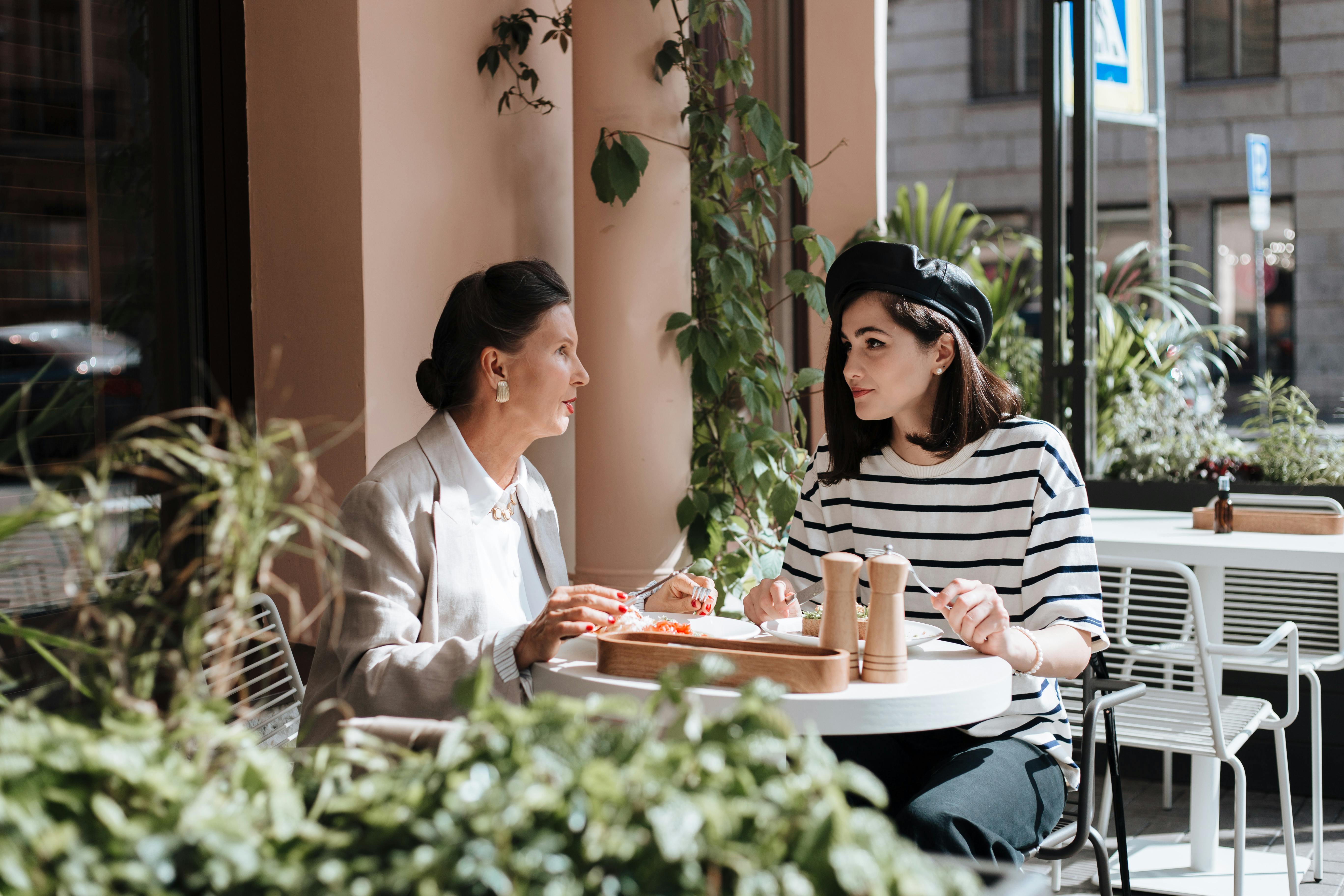 Foto de stock gratuita sobre abuela elegante, al fresco, ambiente de ...