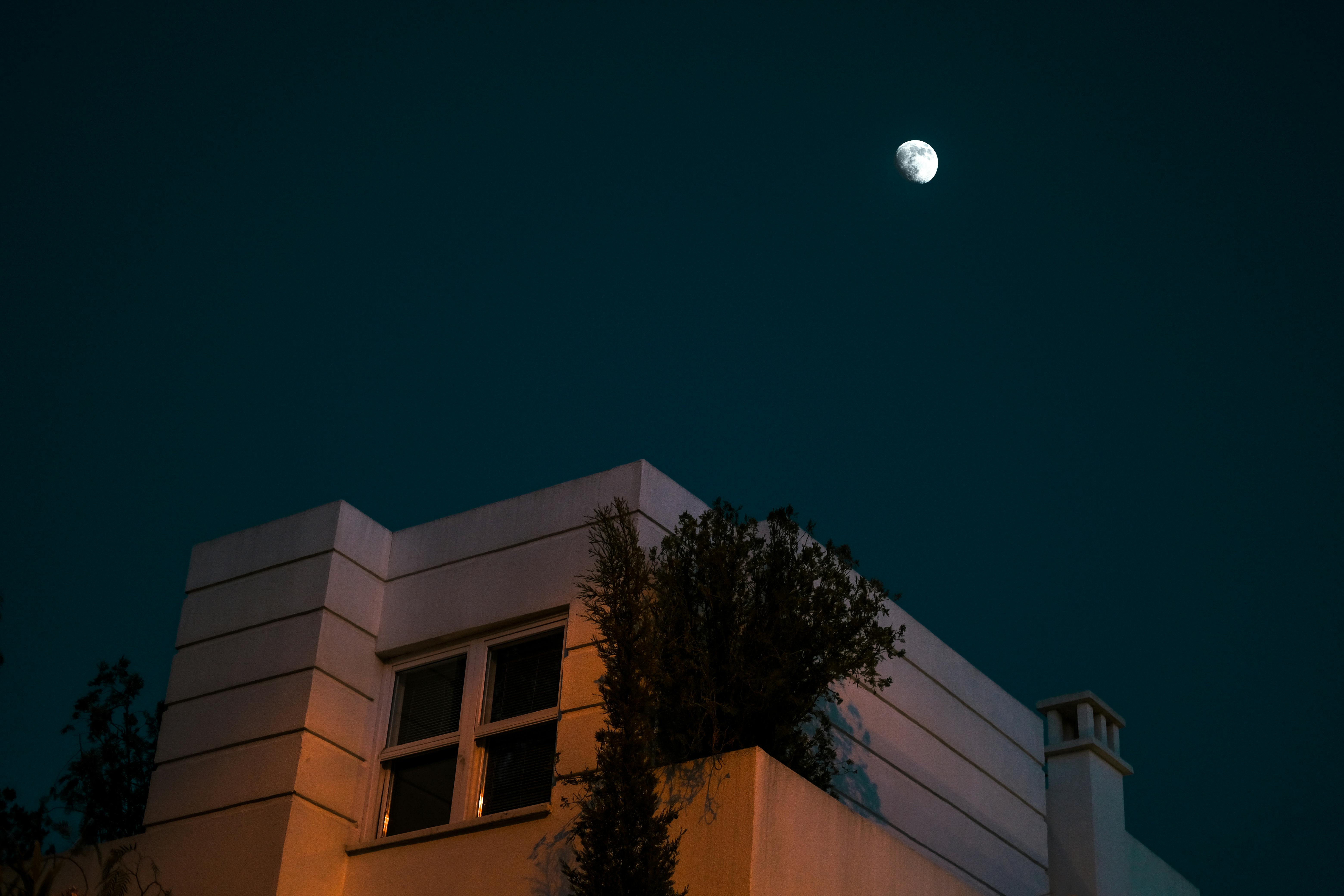 Moon over House · Free Stock Photo