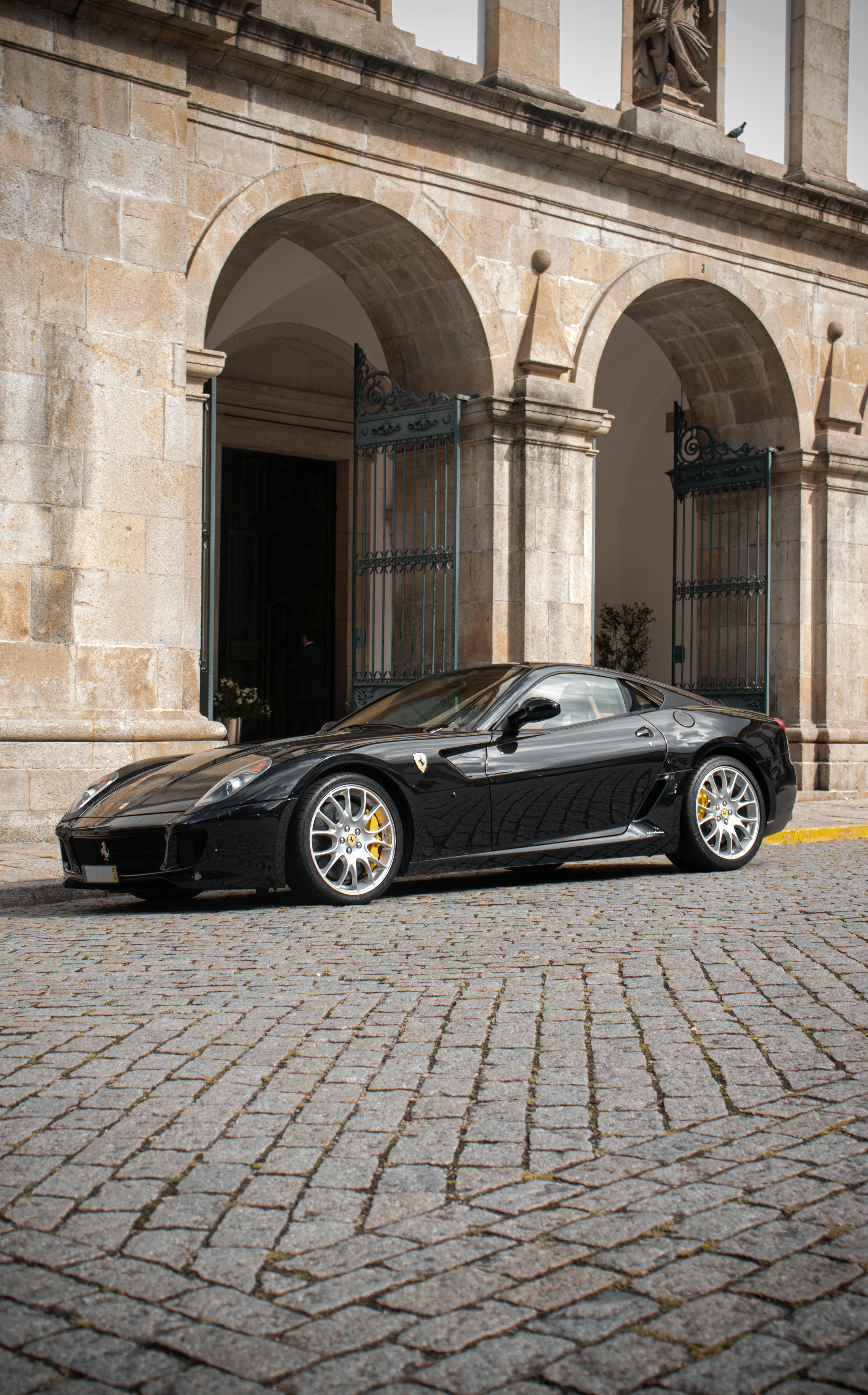 건축 특징 검은 차 고급 교통수단 고급 승용차 고급 차량 고전 건축 교통 그랜드 투어러 도시 경관 도시 설정 독특한 돌 바닥 럭셔리 럭셔리한 매우