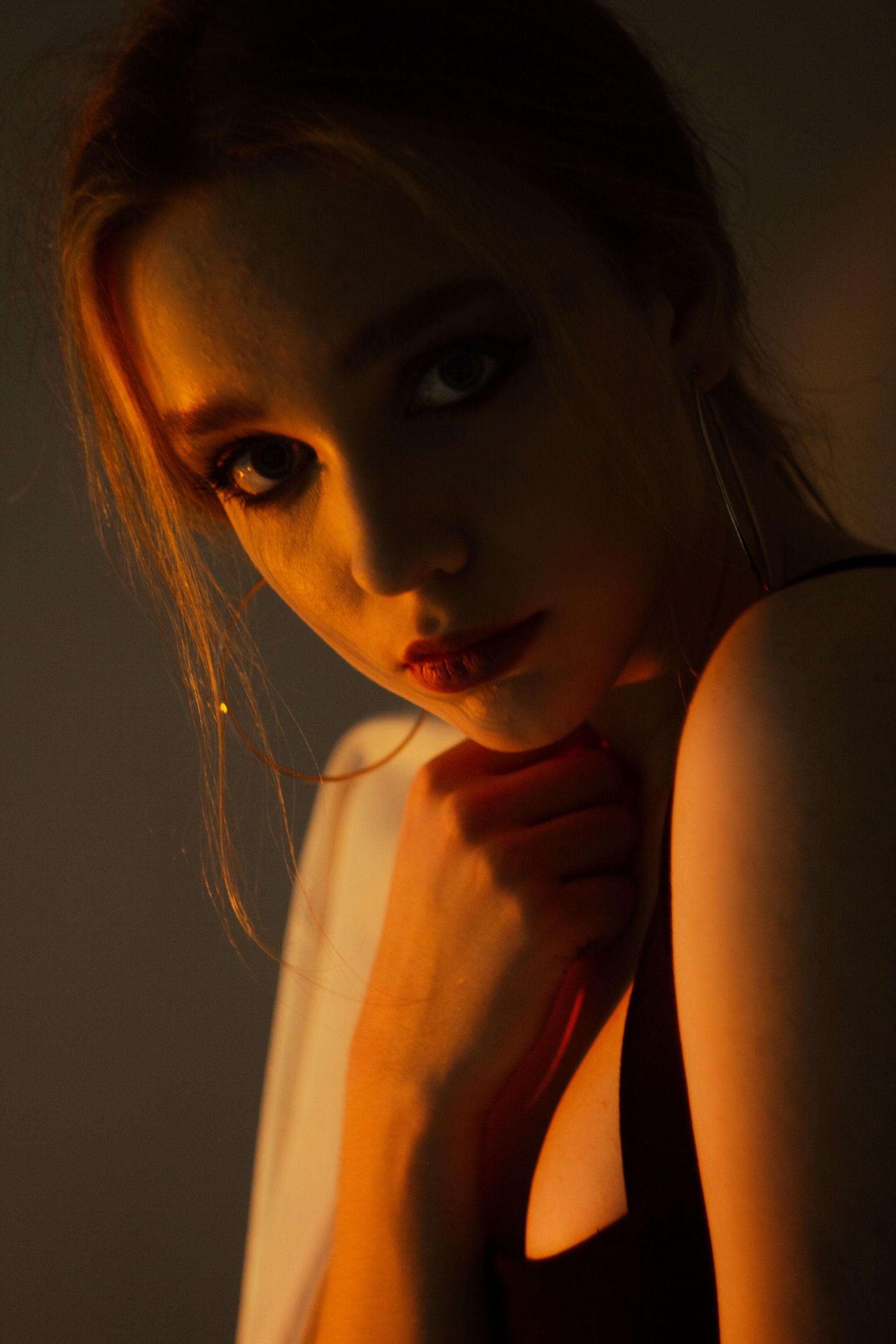 Woman Resting her Chin on her Hand · Free Stock Photo