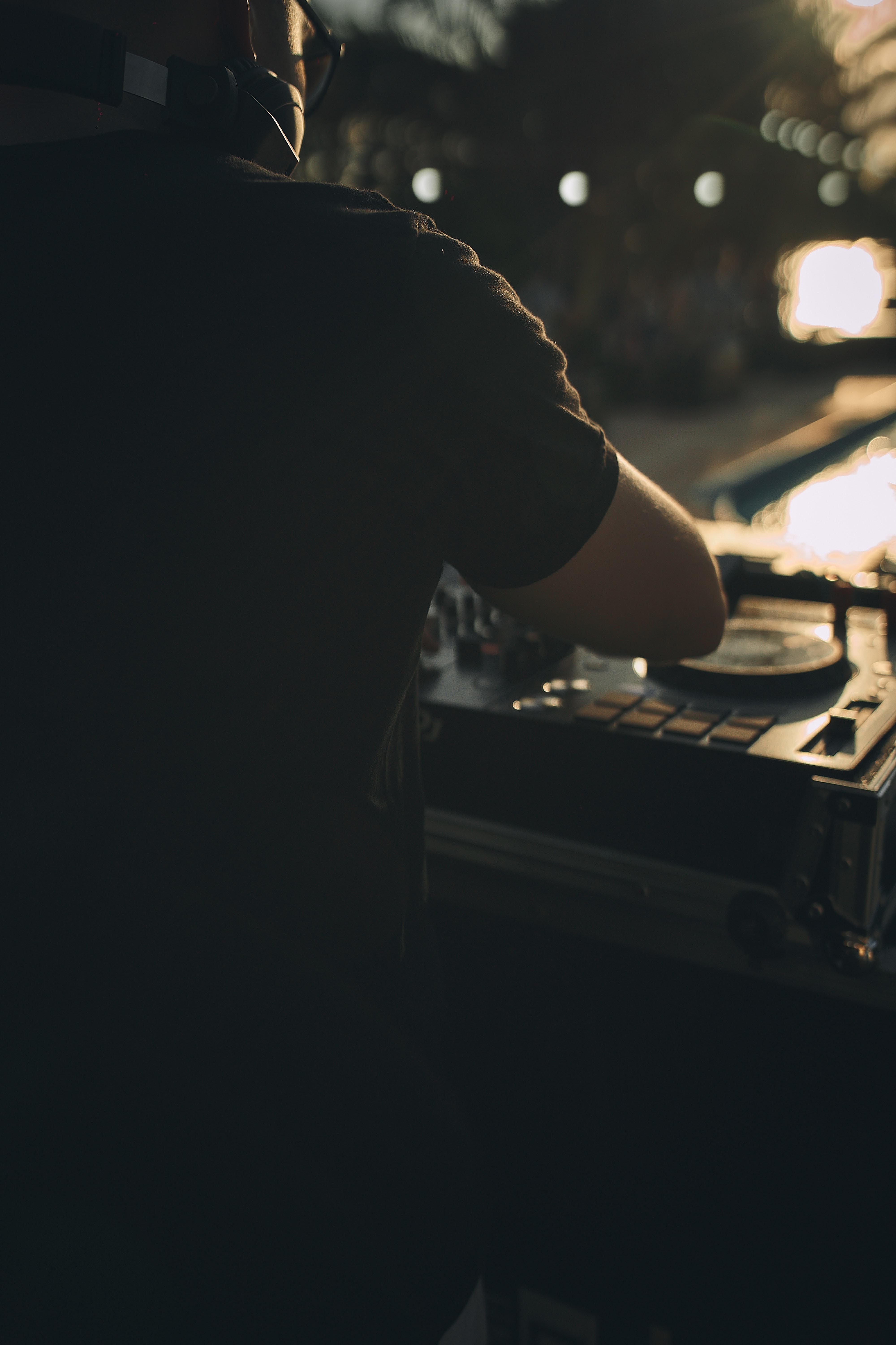 Dj Performing Photos, Download The BEST Free Dj Performing Stock Photos ...