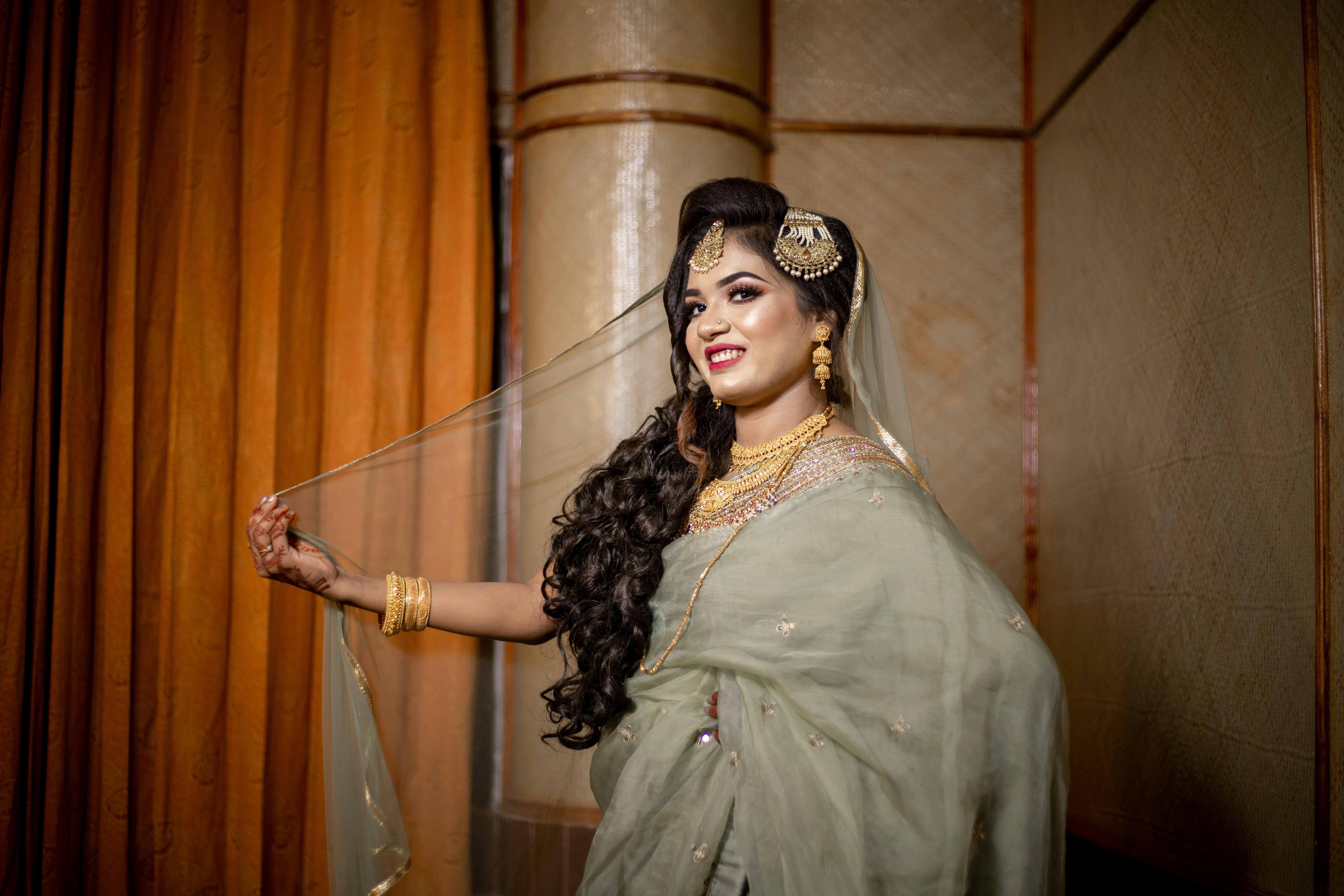 Beautiful Women In Silk Saree Photos, Download The BEST Free Beautiful ...