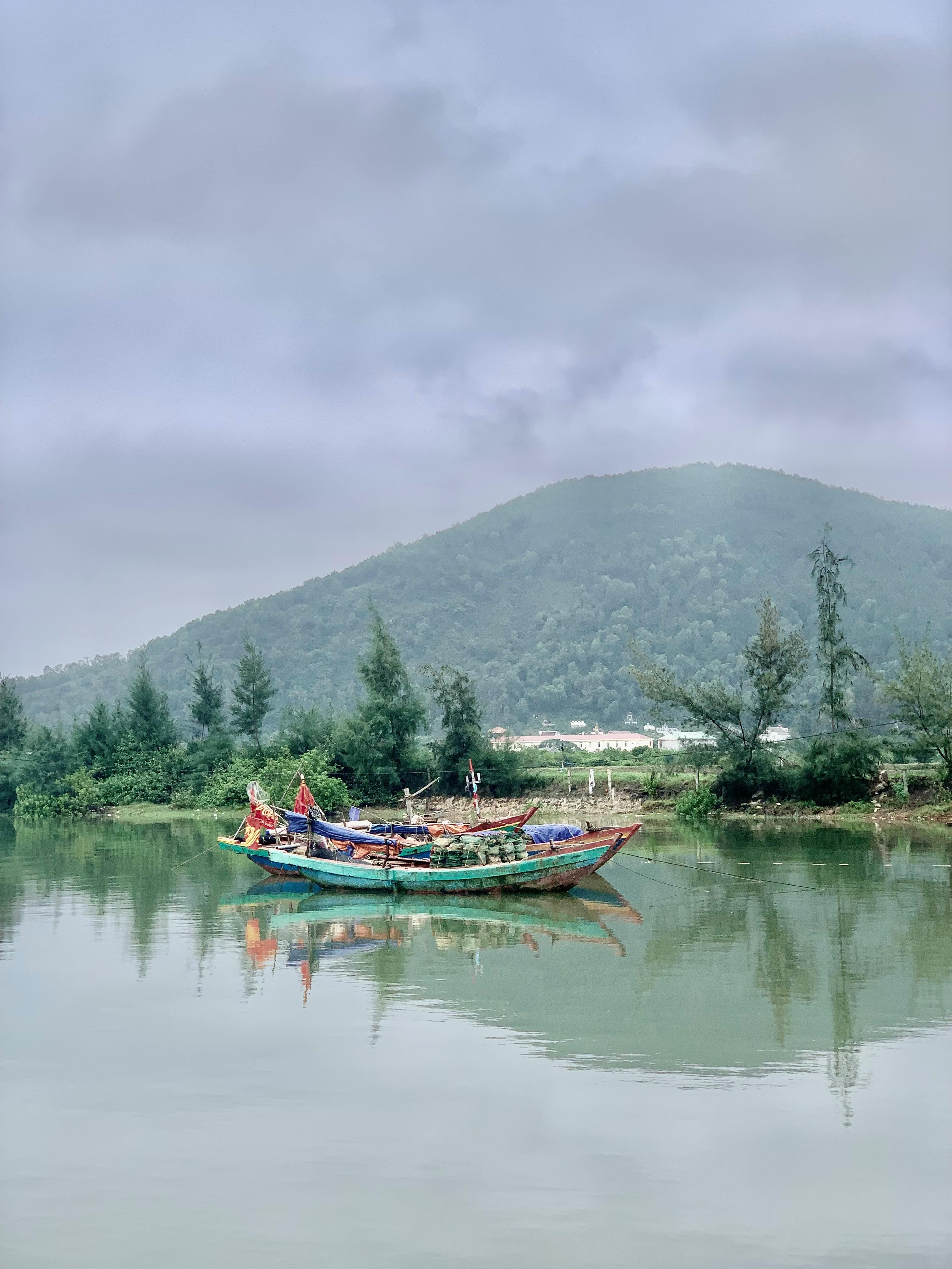 A Man Riding Boat on the Lake · Free Stock Photo
