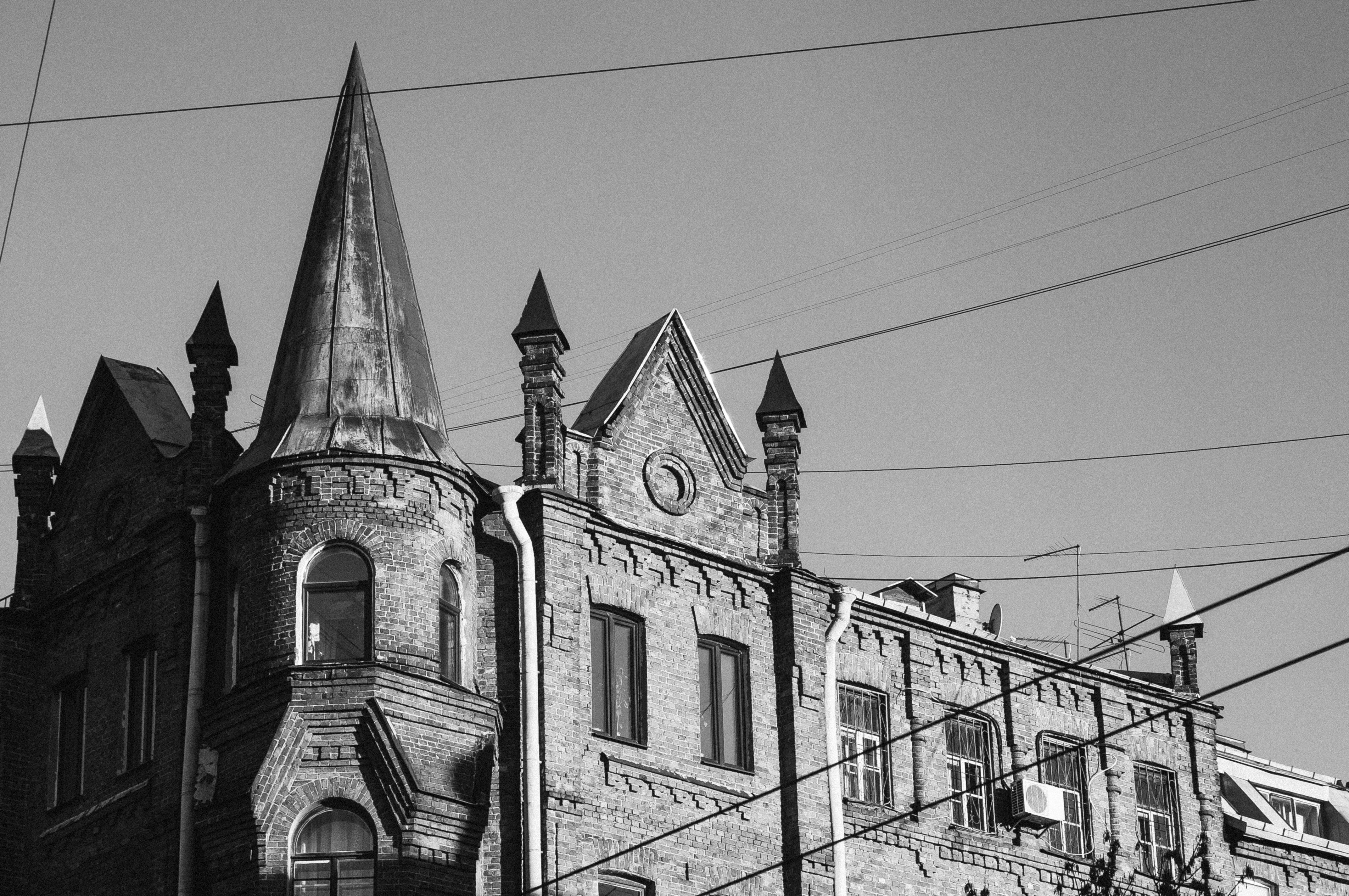 Grayscale Photo of an University in Alberta · Free Stock Photo