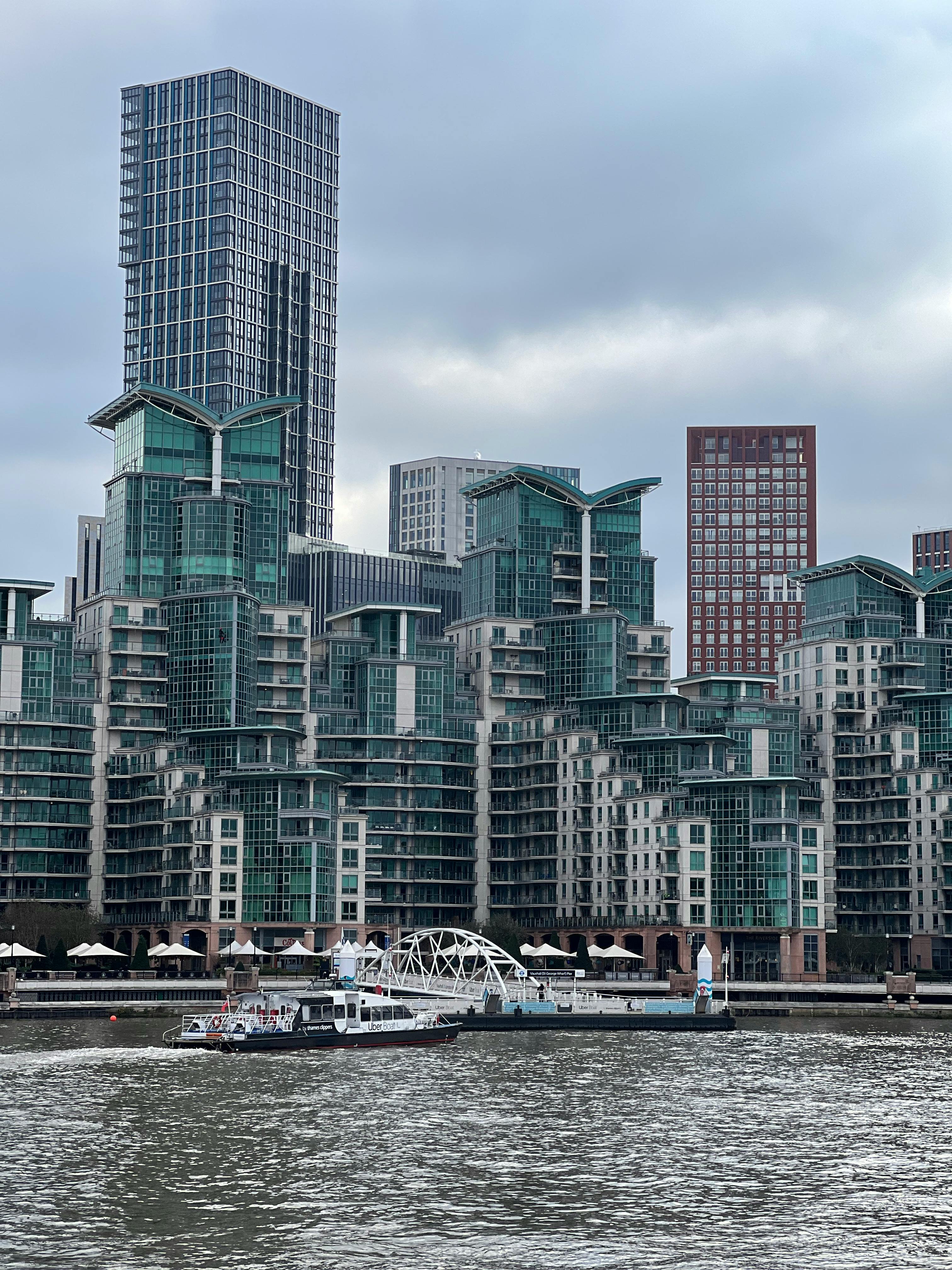 Buildings in a City near the River · Free Stock Photo