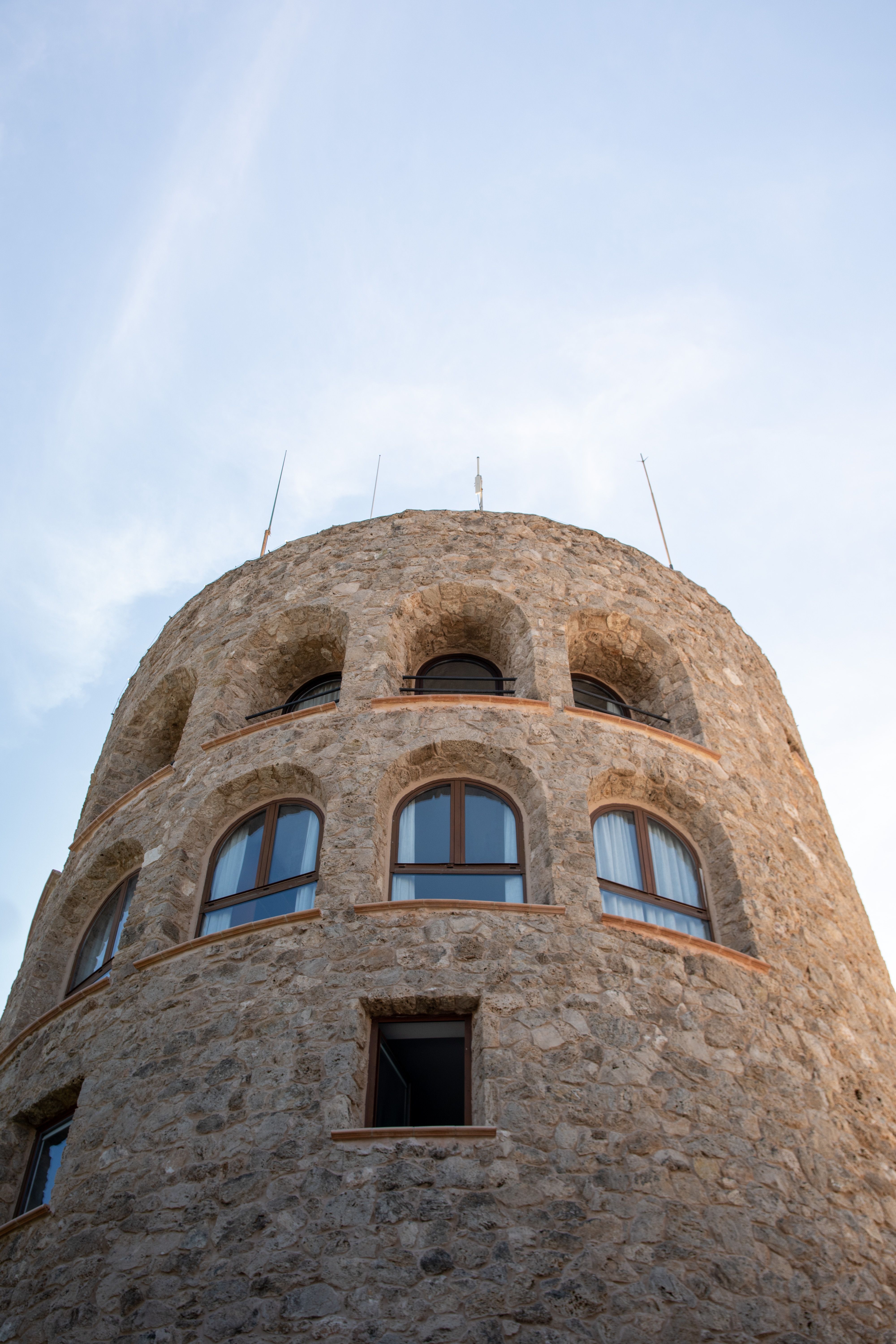 Beige Concrete Building · Free Stock Photo