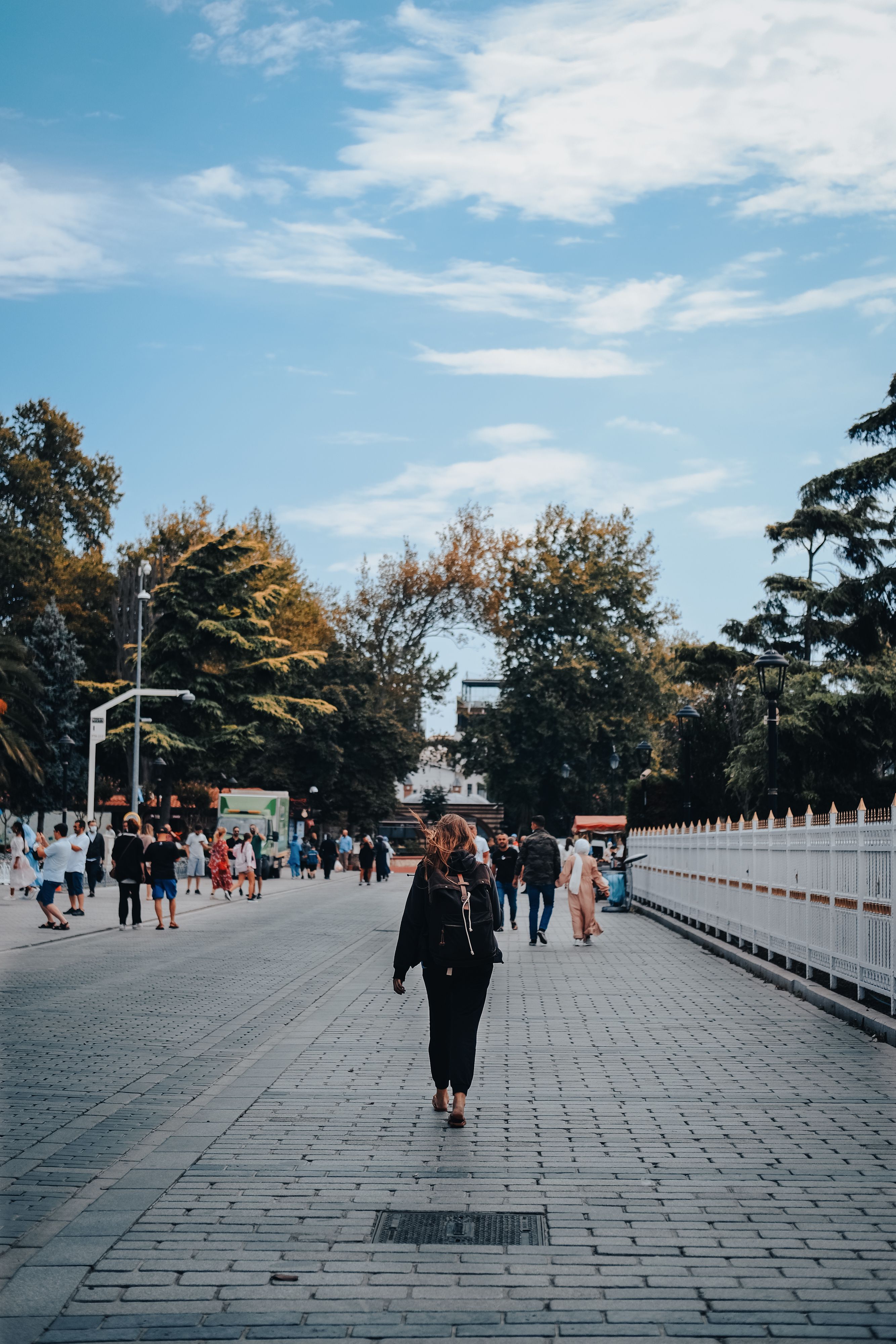 People on a Walkway in City · Free Stock Photo