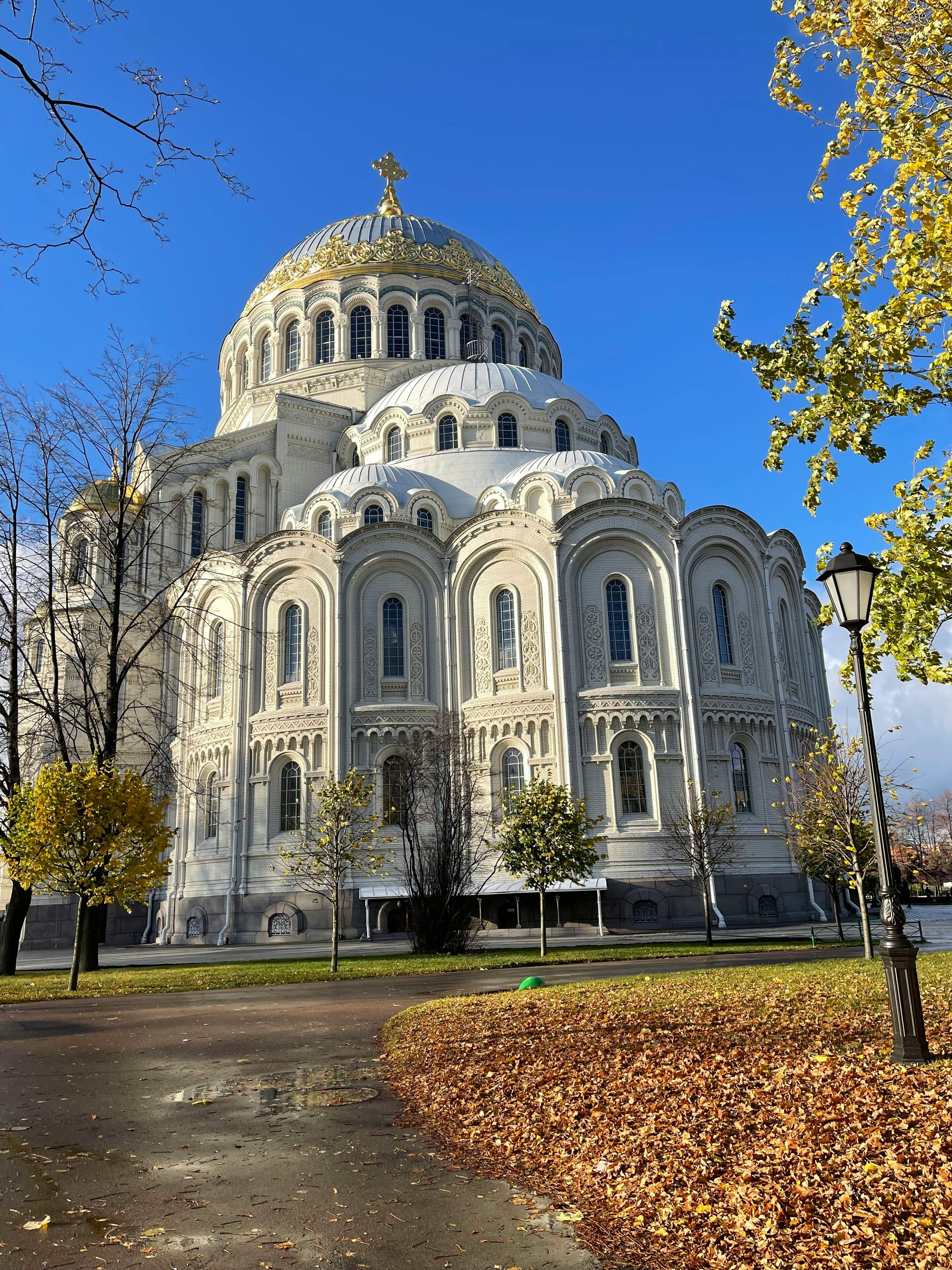 White and Blue Dome Building · Free Stock Photo