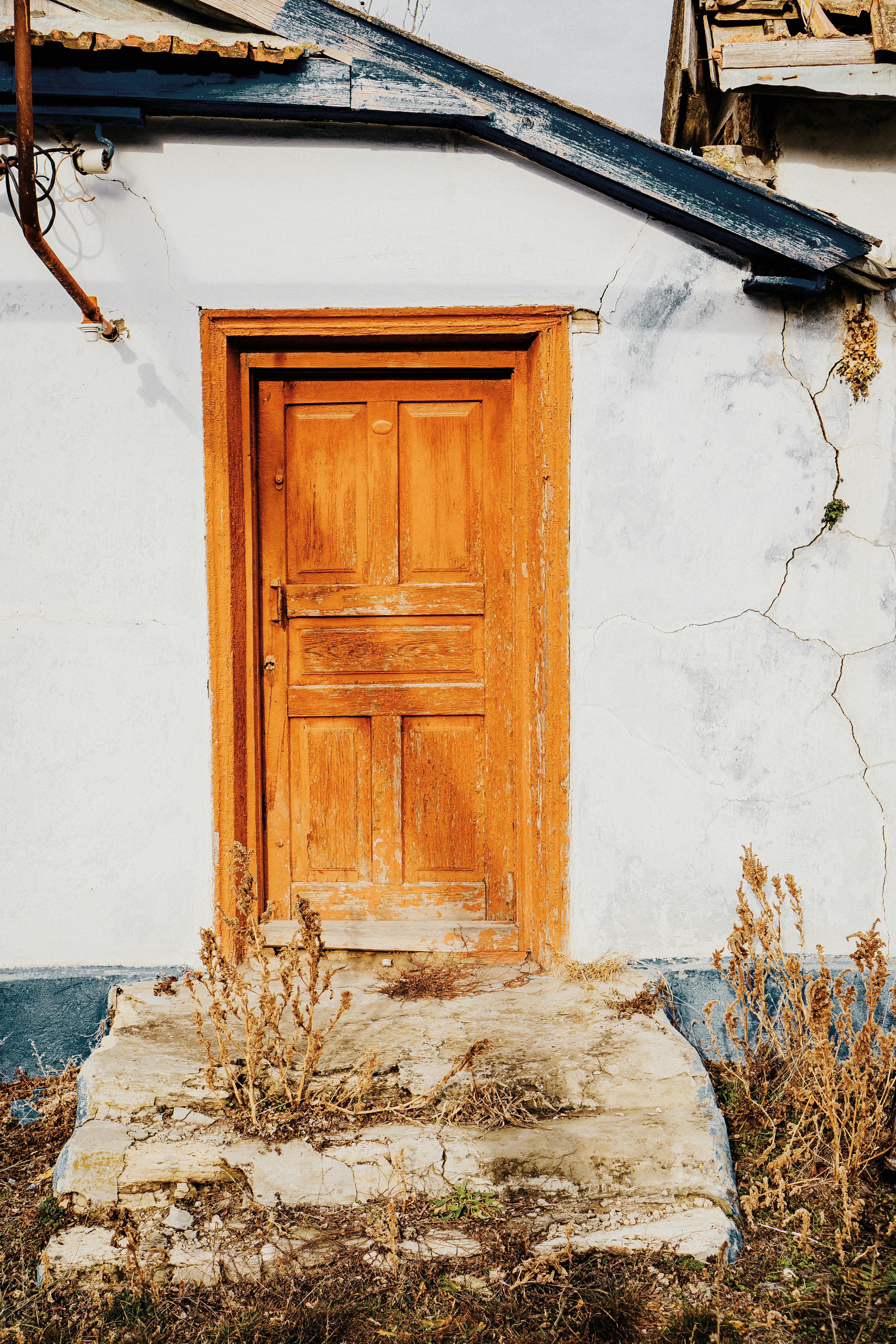 Wooden Door in an Old House · Free Stock Photo