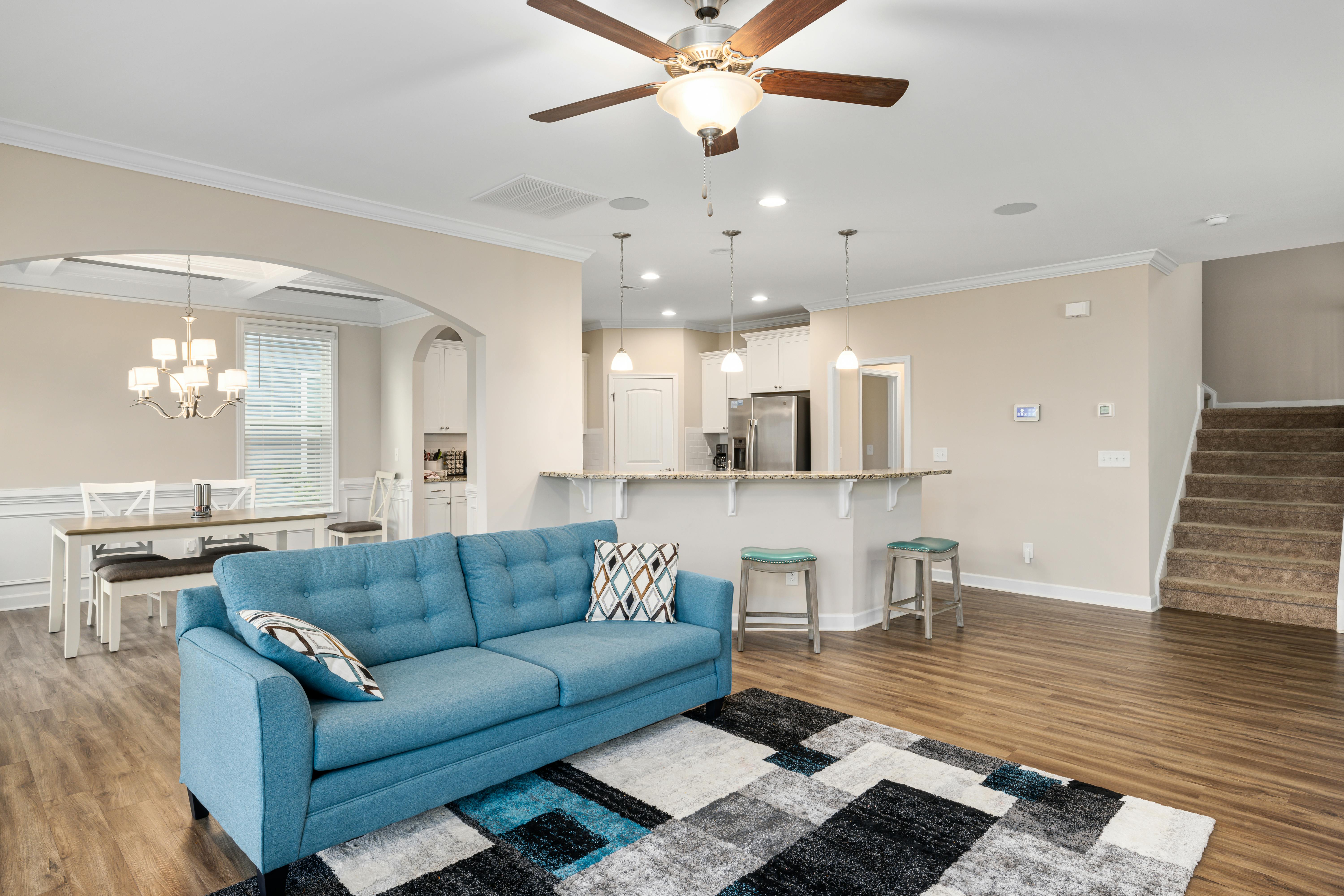 アパート, インテリア, インテリア・デザイン, ウッドフローリング, エレガント, オープンキッチン, オープンコンセプト, カーペット ...