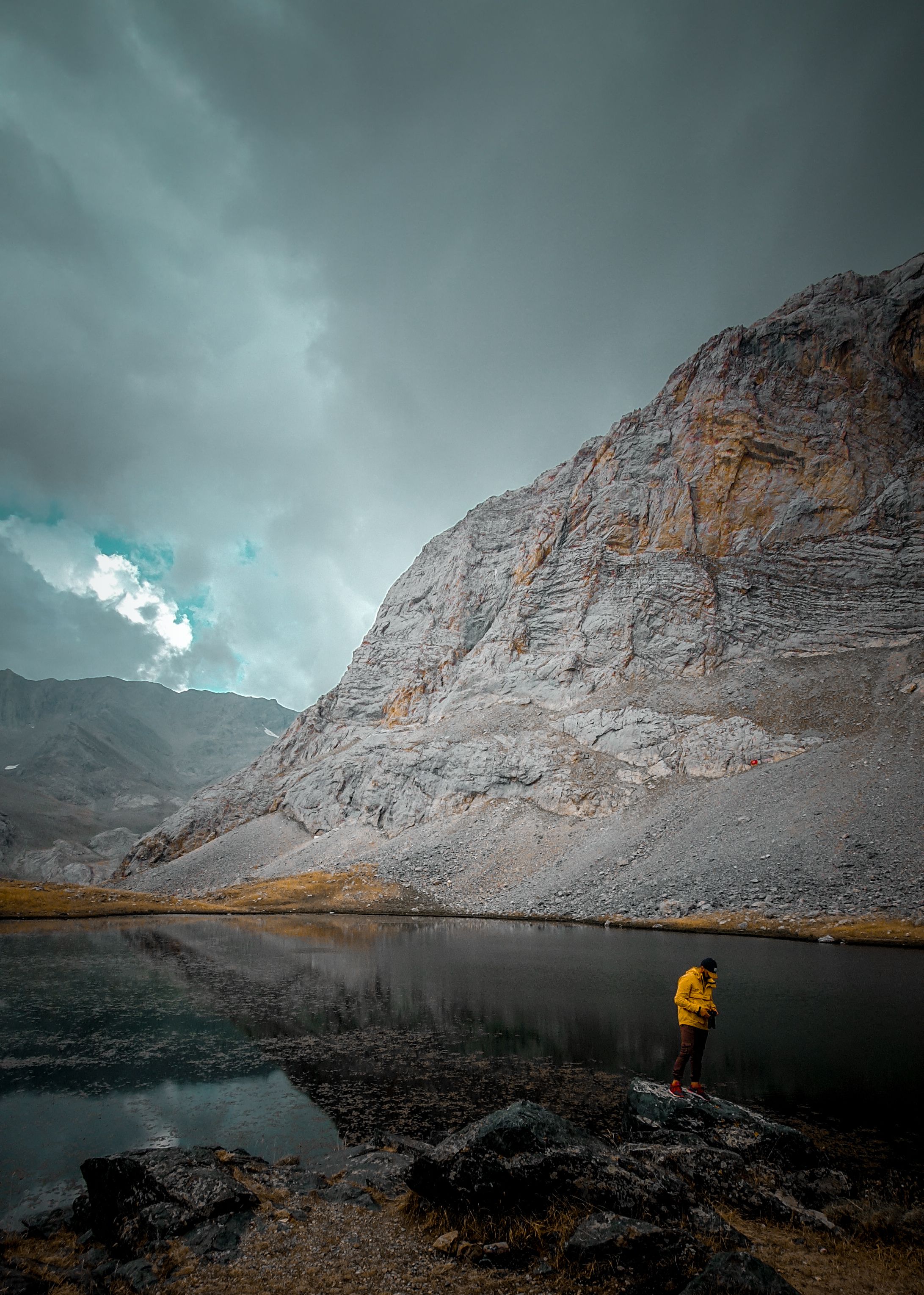 Overcast over Lakeshore · Free Stock Photo