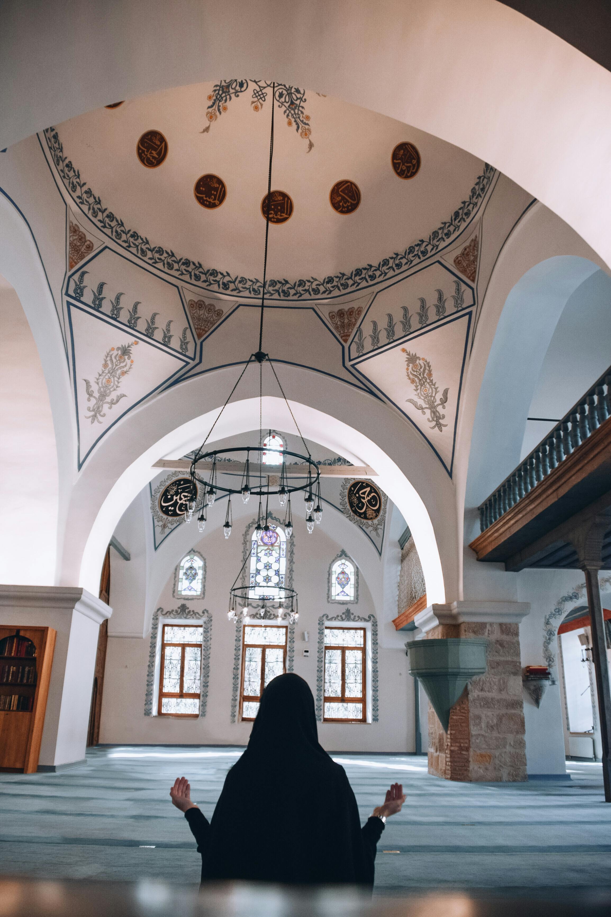 People Sitting and Praying in Mosque behind Peephole · Free Stock Photo
