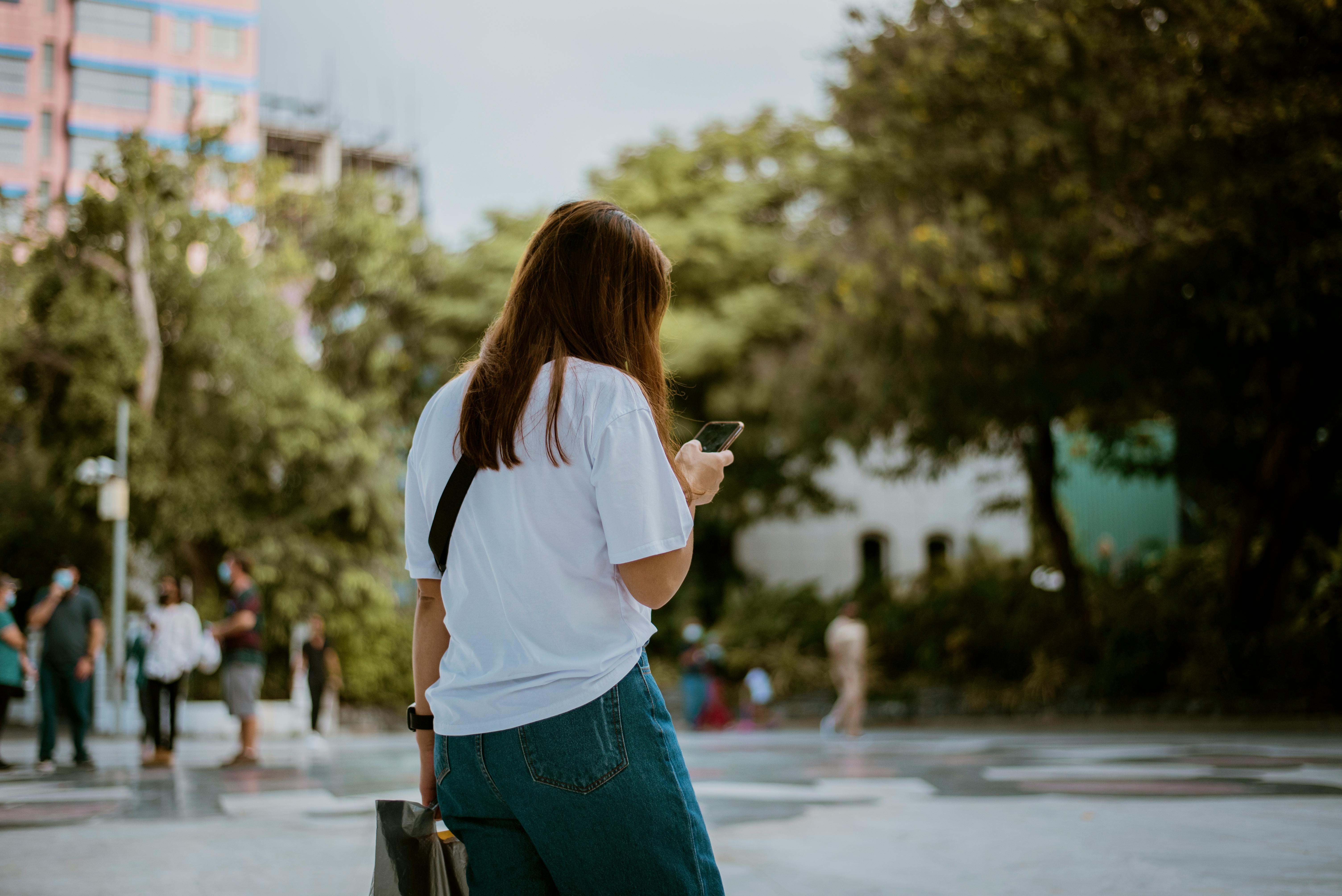 Lady Texting And Walking Photos, Download The BEST Free Lady Texting ...