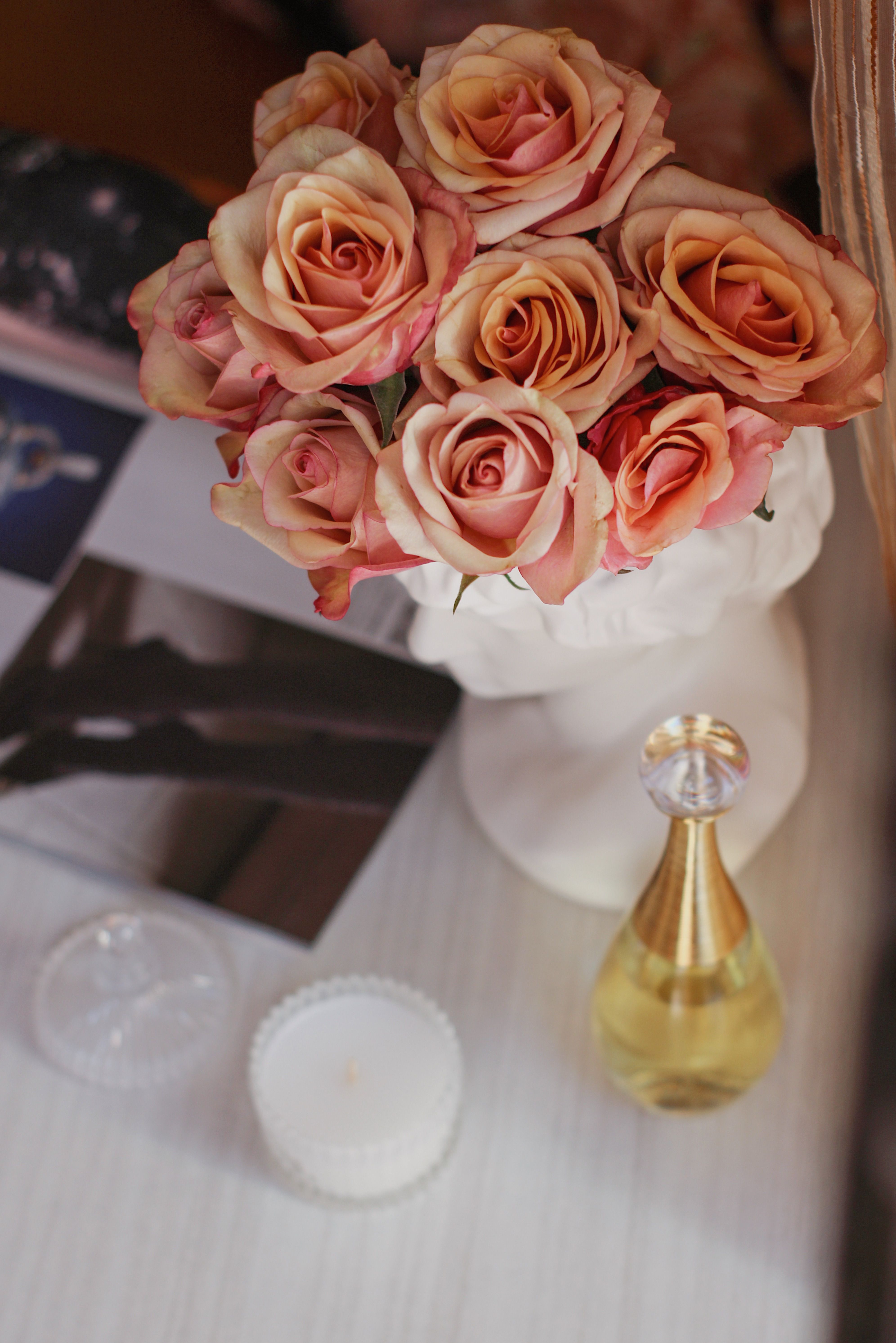 Tea Roses in Vase on Table · Free Stock Photo