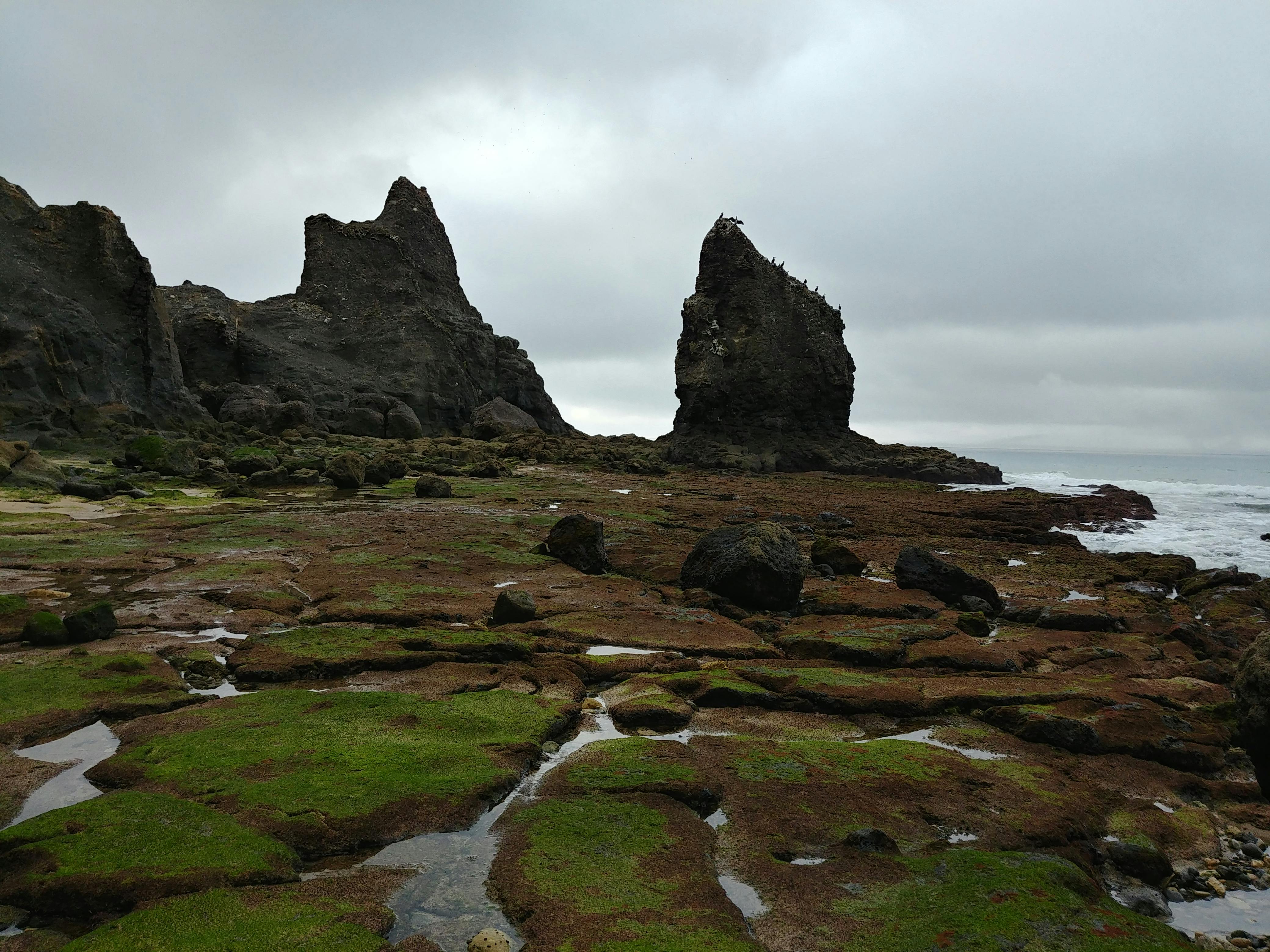 Rock Formations on a Seacoast · Free Stock Photo