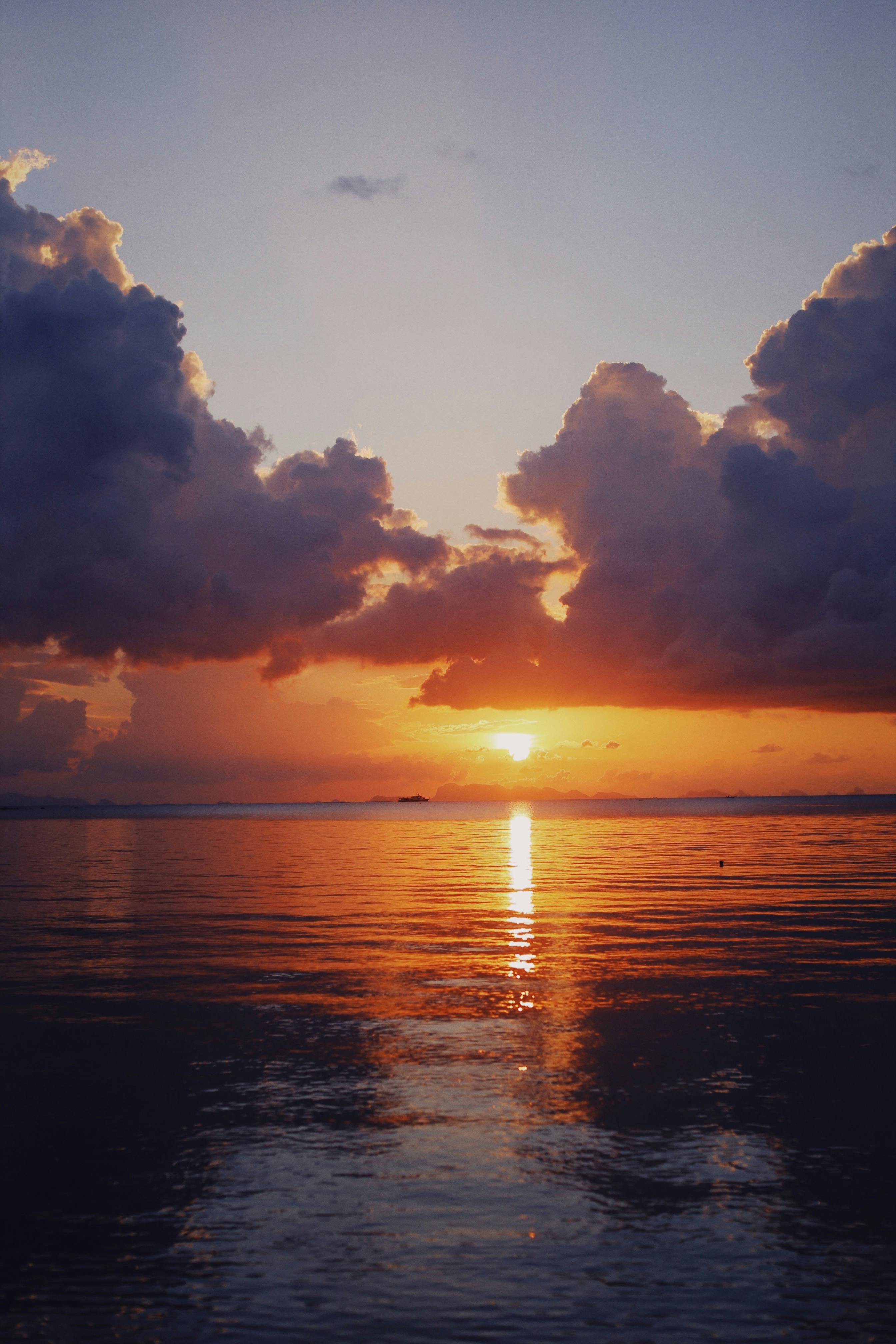 View of the Ocean During the Golden Hour · Free Stock Photo