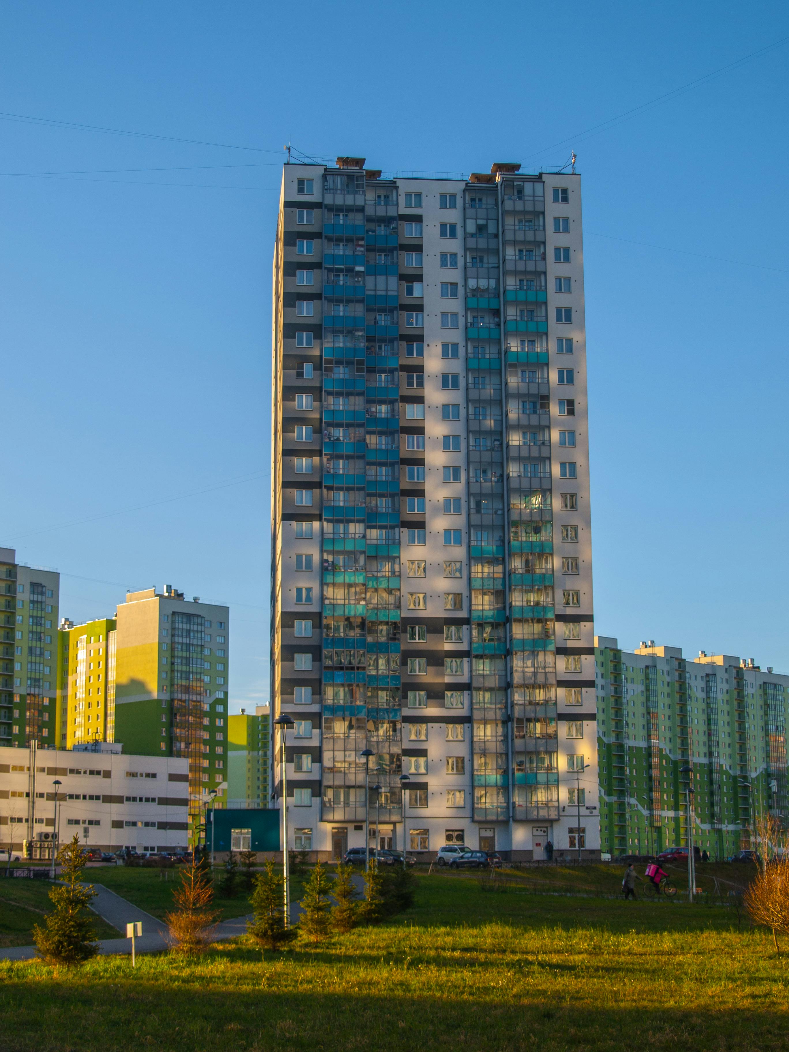 Full Shot of High Rise Apartment Complex · Free Stock Photo