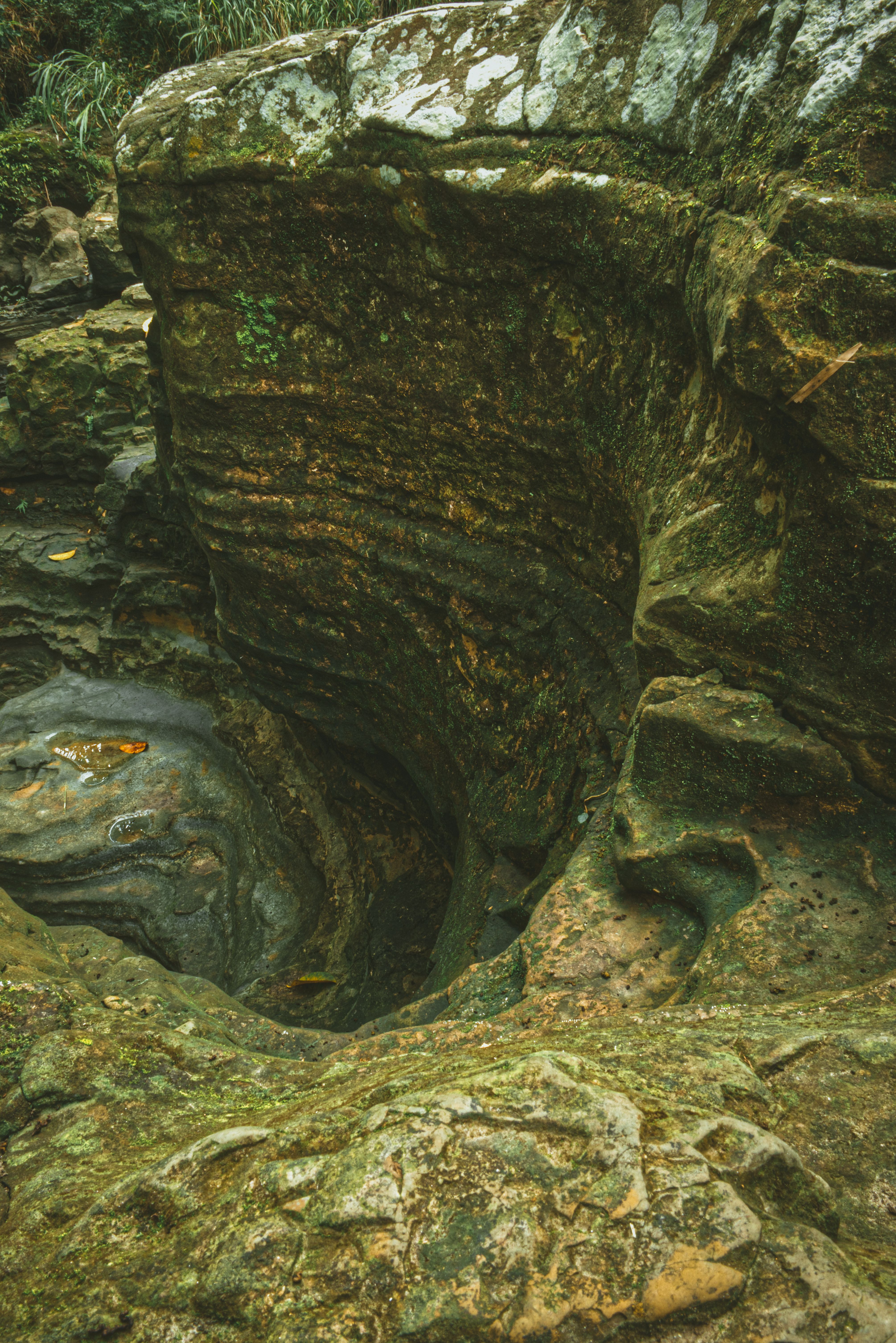 Black and Green Rock Formation · Free Stock Photo