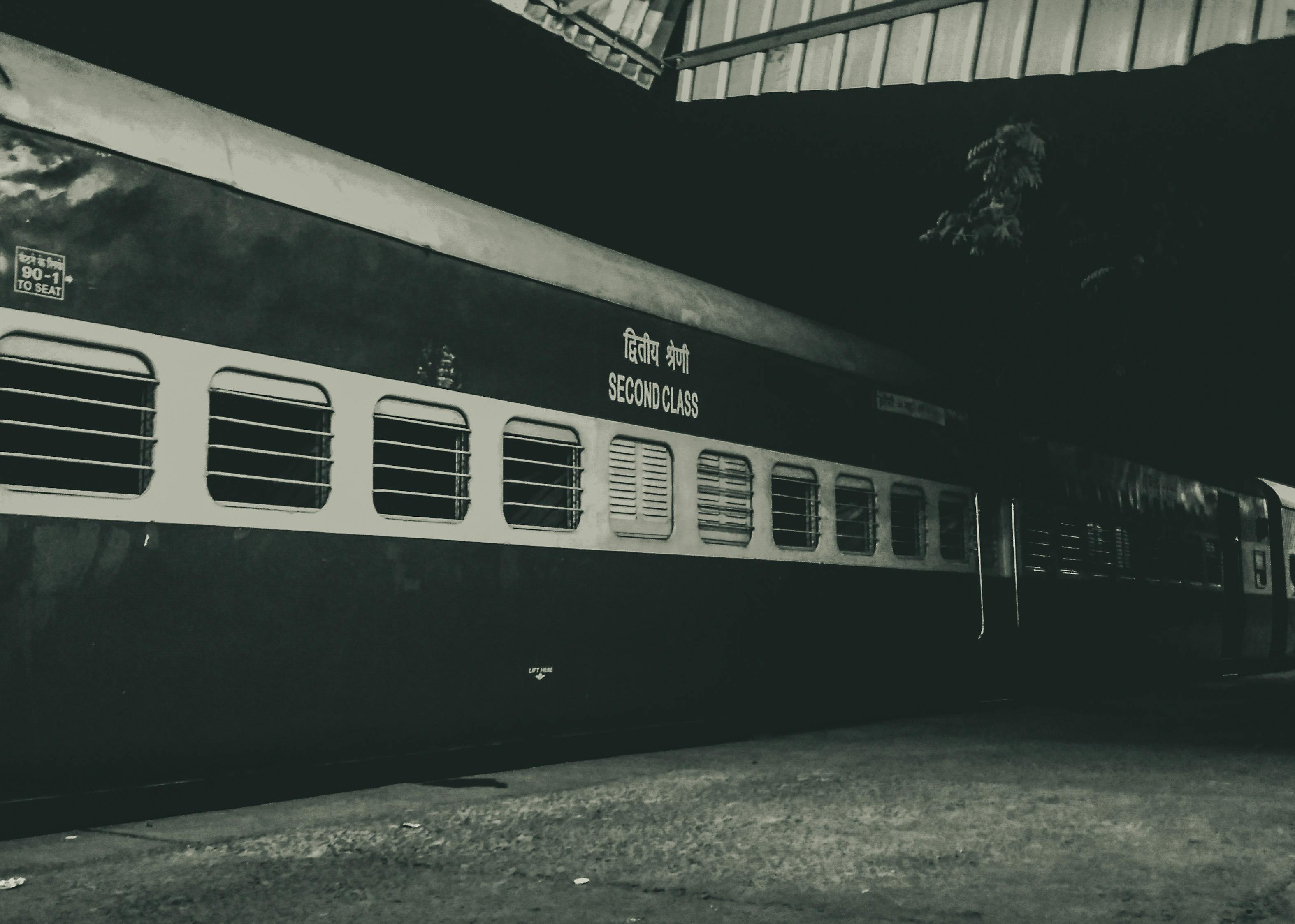 Black and White Train · Free Stock Photo
