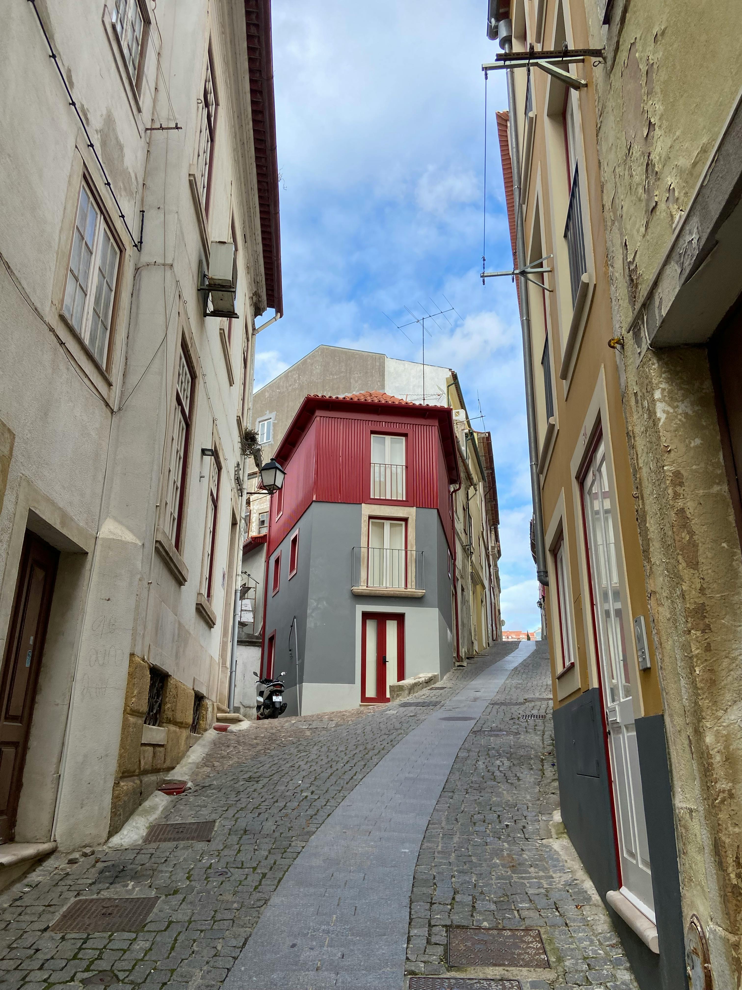 Low-Angle Shot of Alleyway and Houses under the Sky · Free Stock Photo