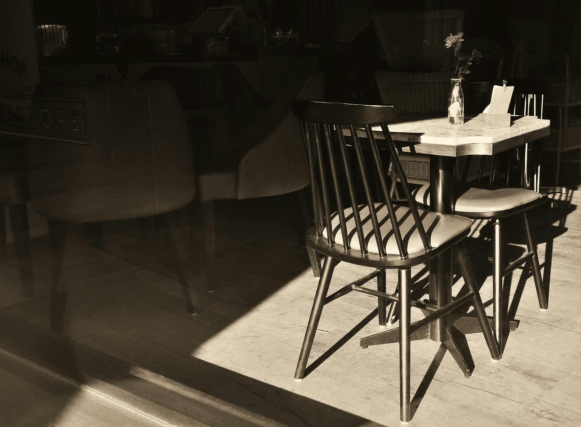 Black And White Two Chairs Table Facing Photos, Download The BEST Free ...