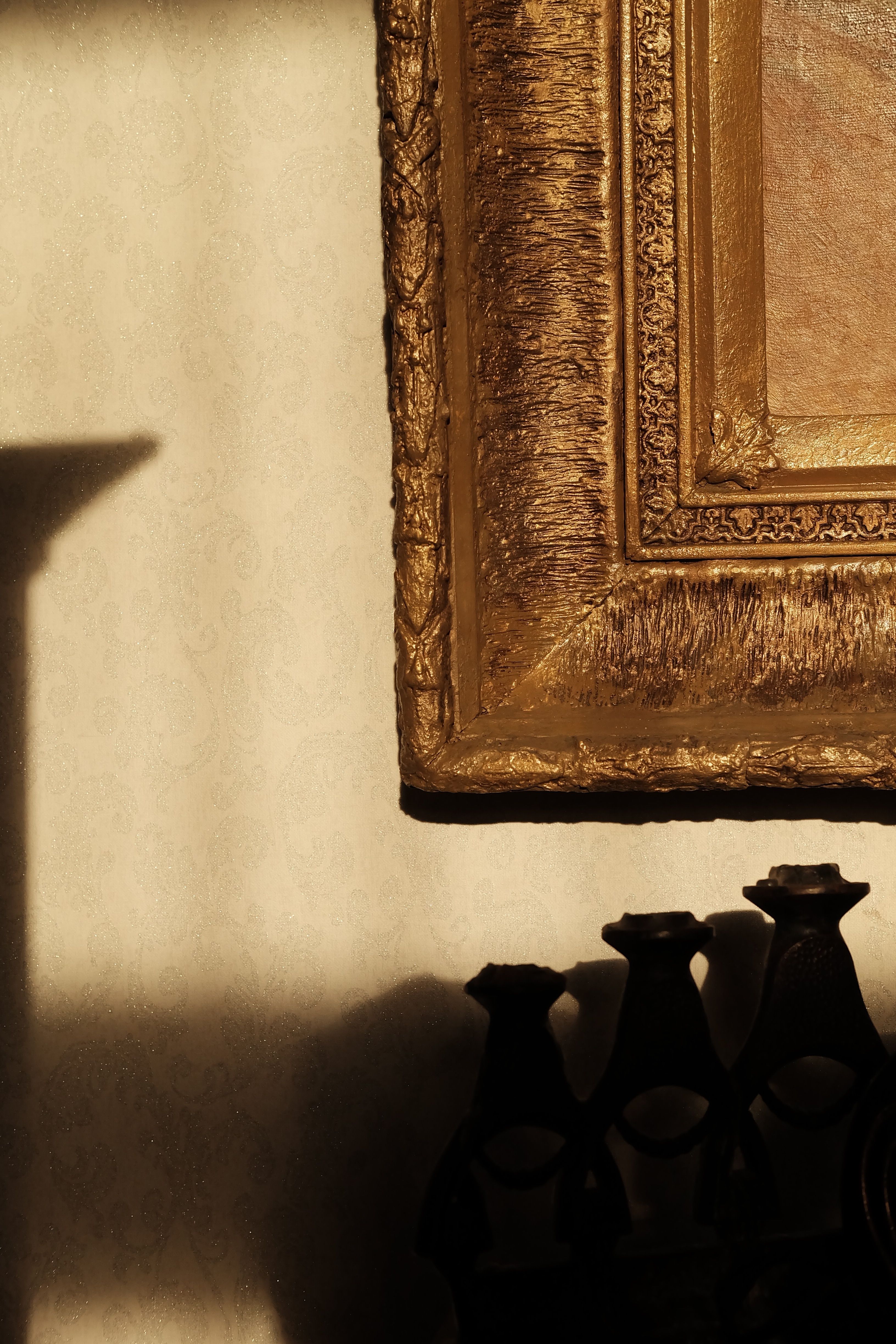 Close-Up Shot of Edge of a Gold Frame · Free Stock Photo