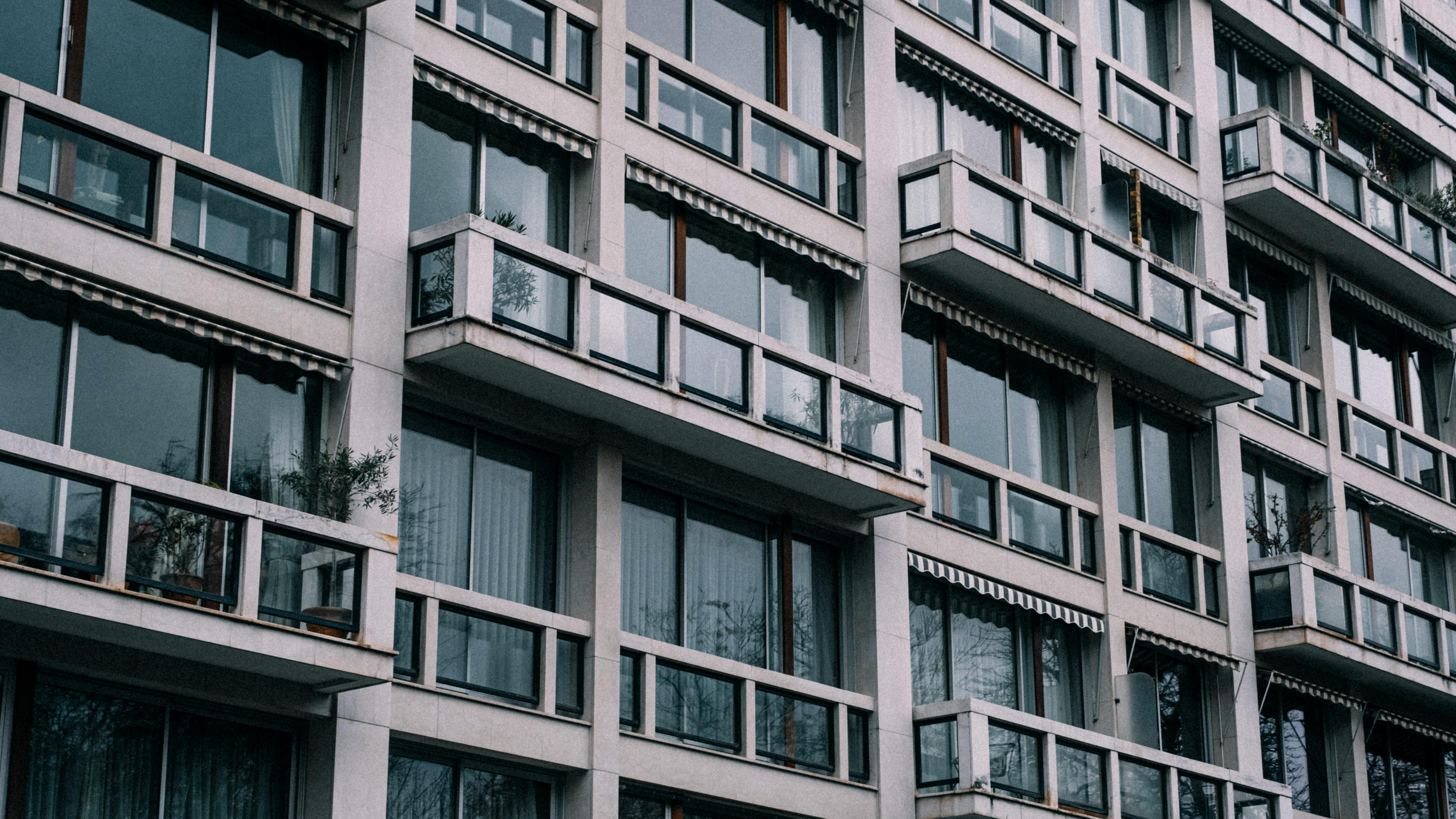 Building with a Lot of Windows · Free Stock Photo