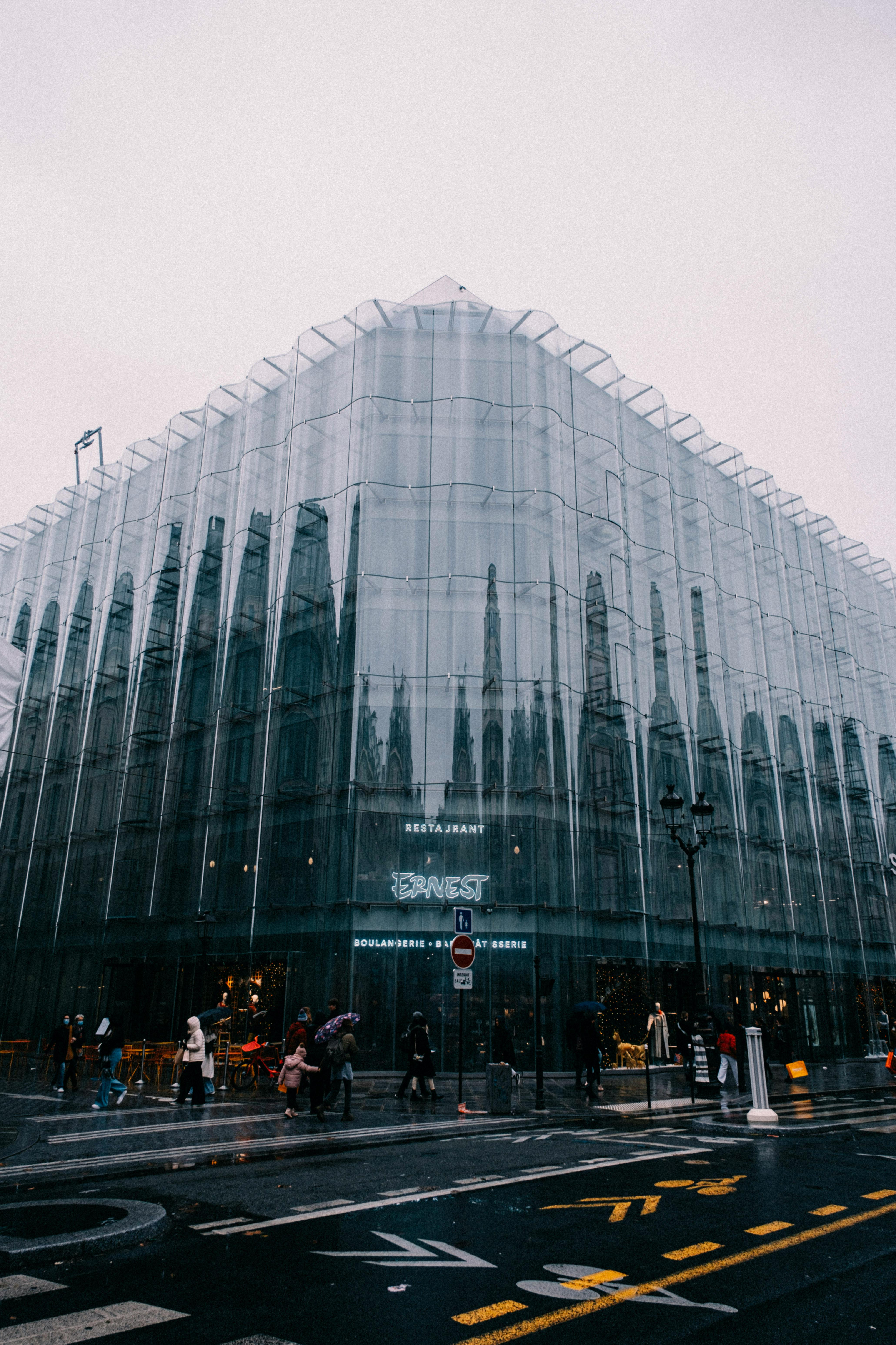 People on City Street in front of Modern Building · Free Stock Photo