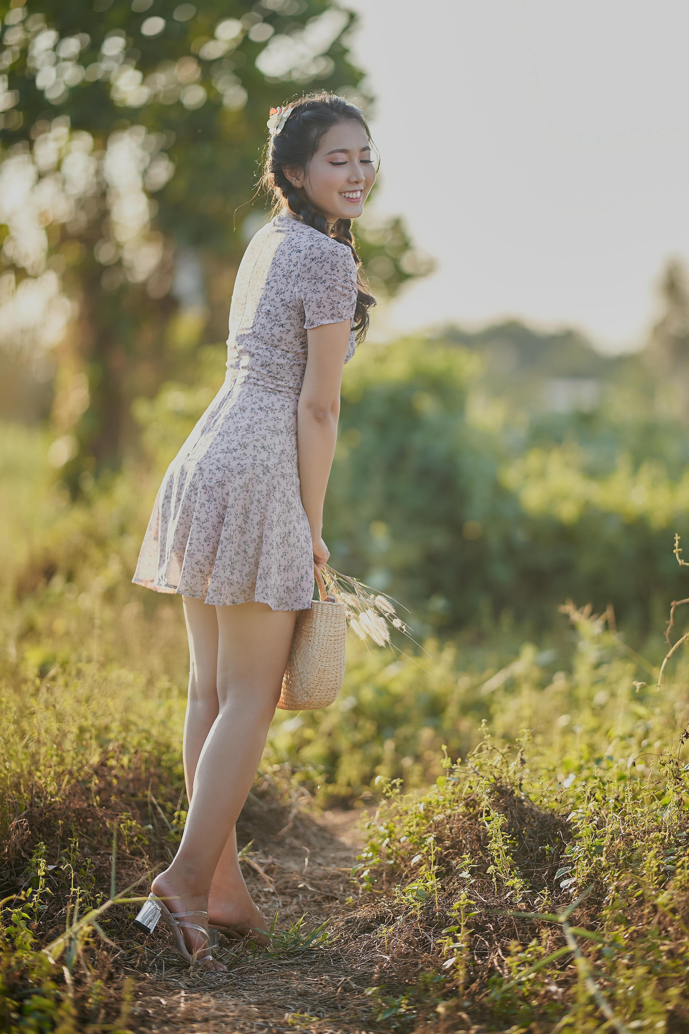 Over The Shoulder Look Photos, Download The BEST Free Over The Shoulder ...