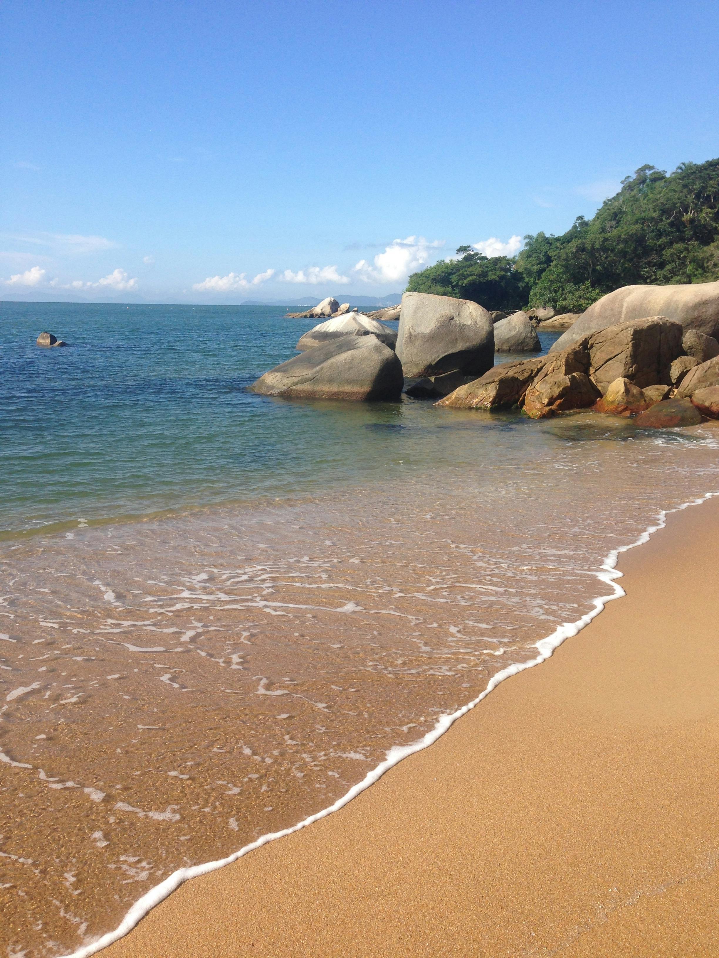 Praia De Areia Na Paisagem Do Mar No Verão · Foto profissional gratuita