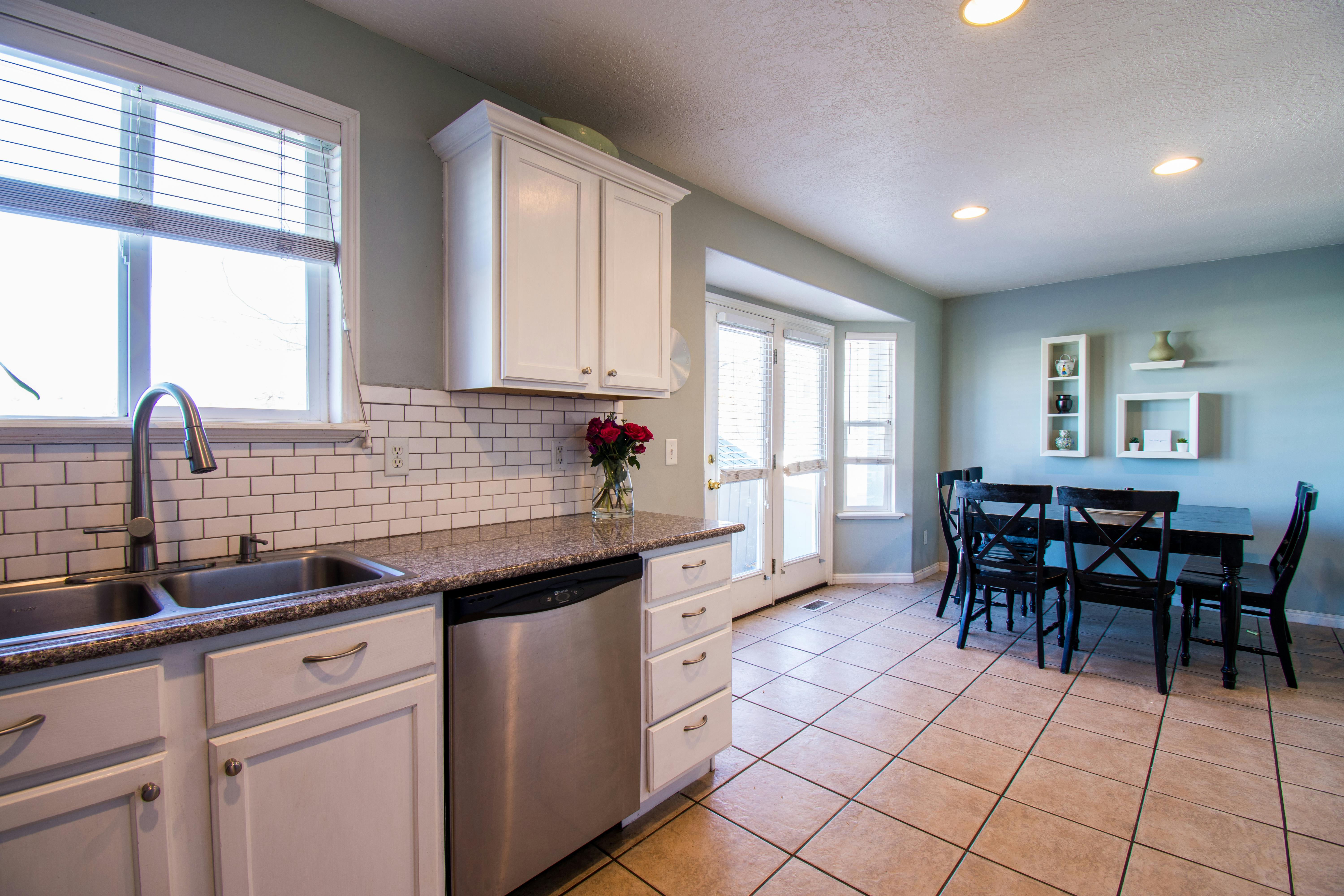 Tidy Kitchen and Dining Area · Free Stock Photo