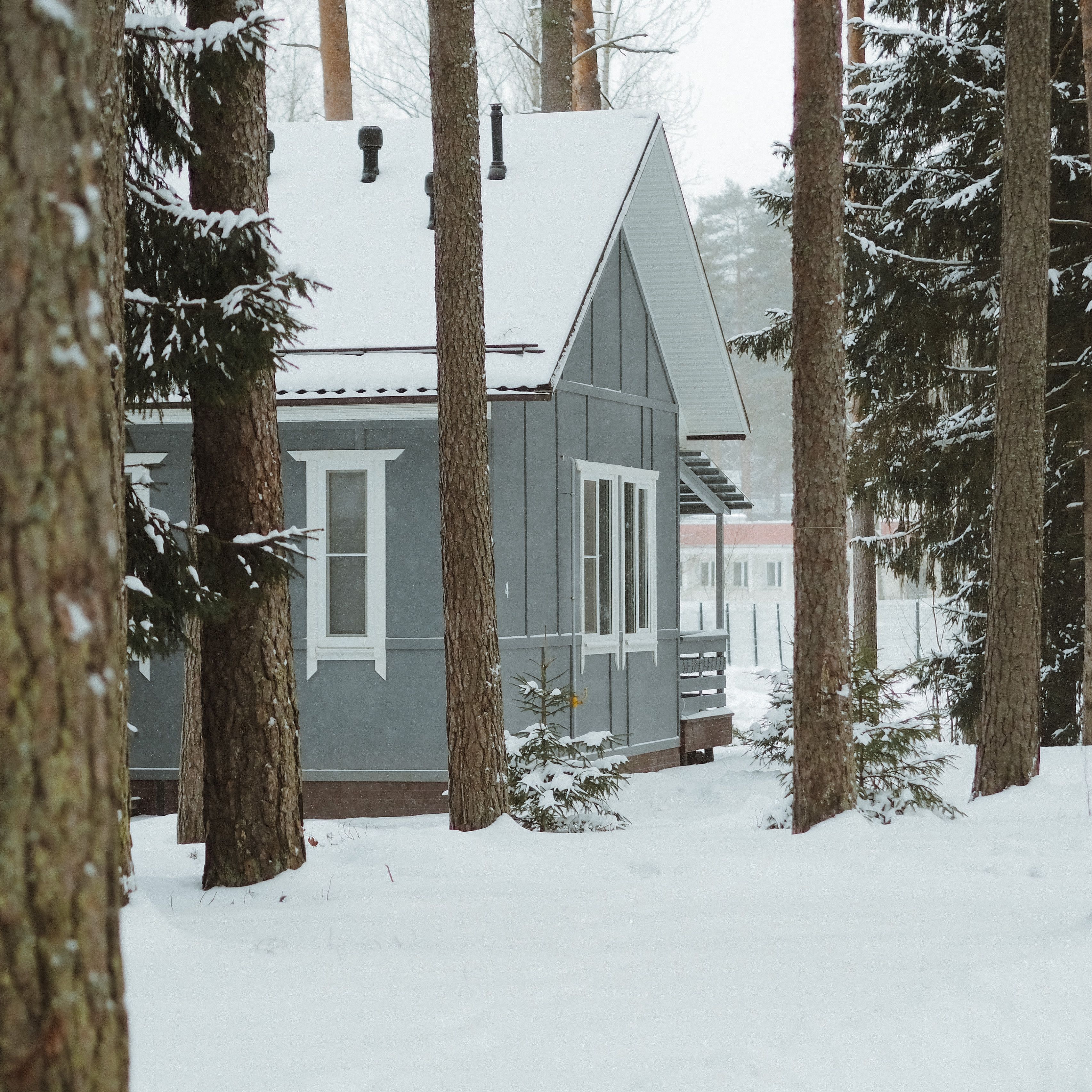 Triangular Vacation House in the Snow · Free Stock Photo