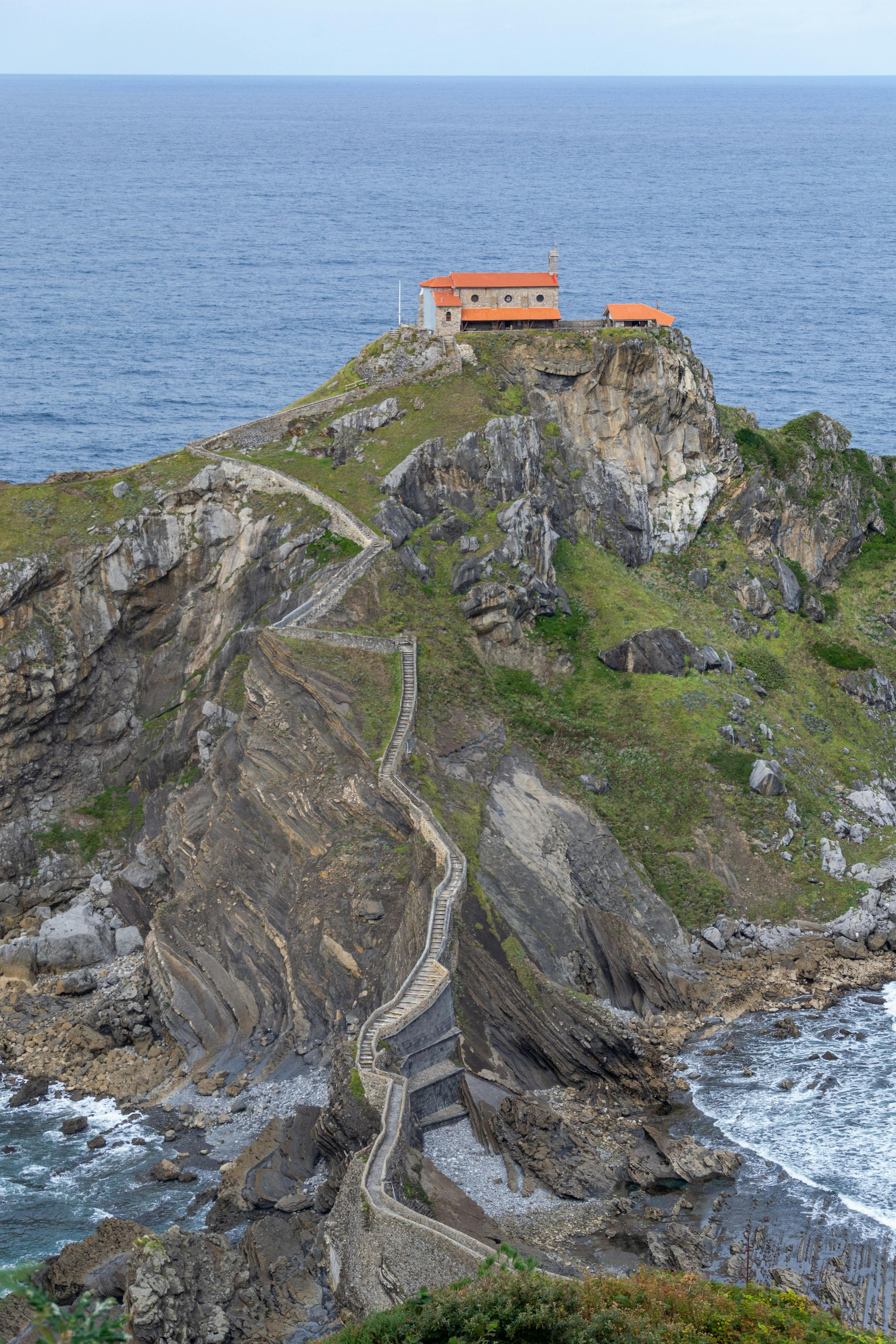 Building on Cliff near Ocean · Free Stock Photo