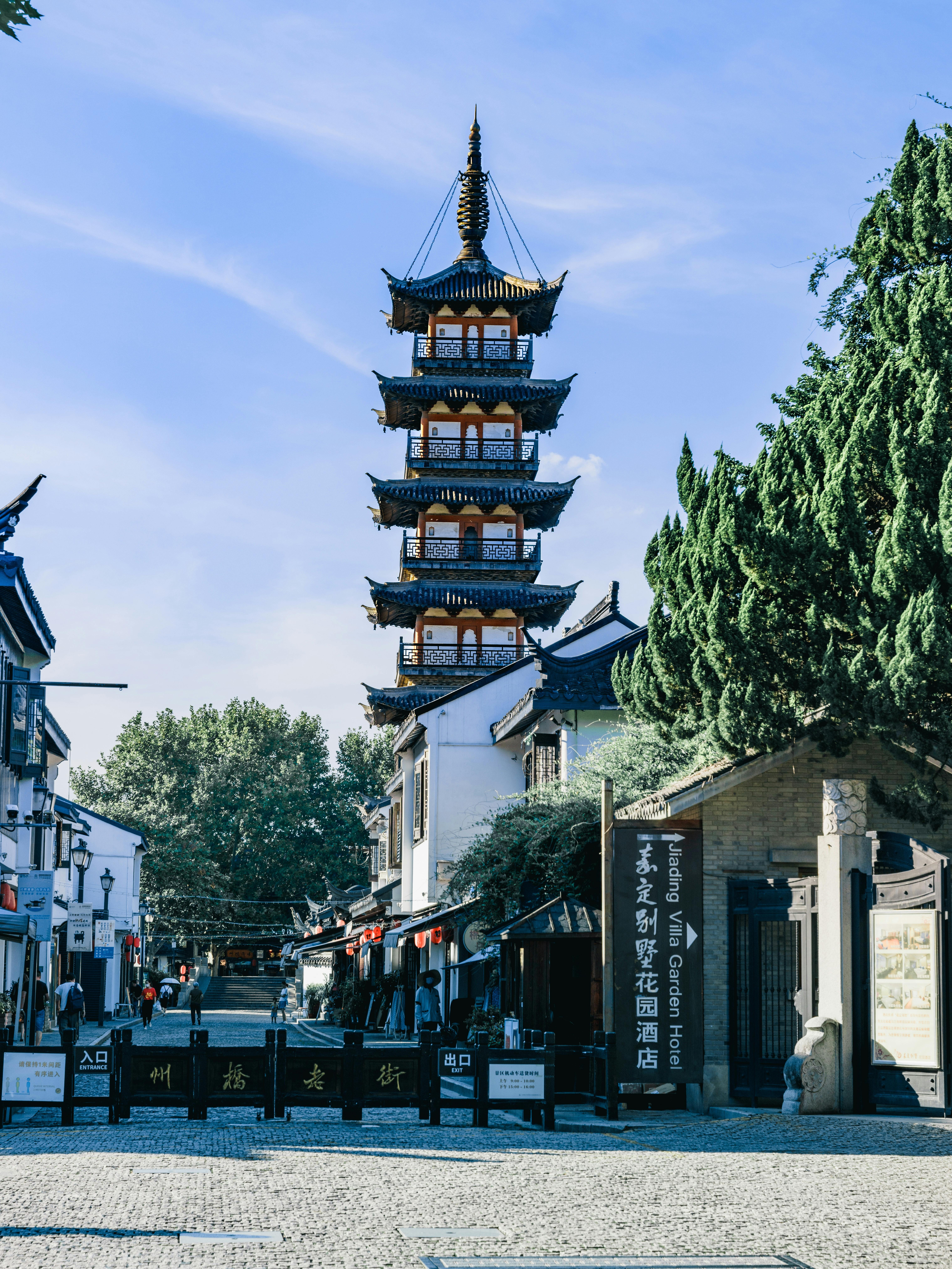 Traditional Asian Temple in City · Free Stock Photo