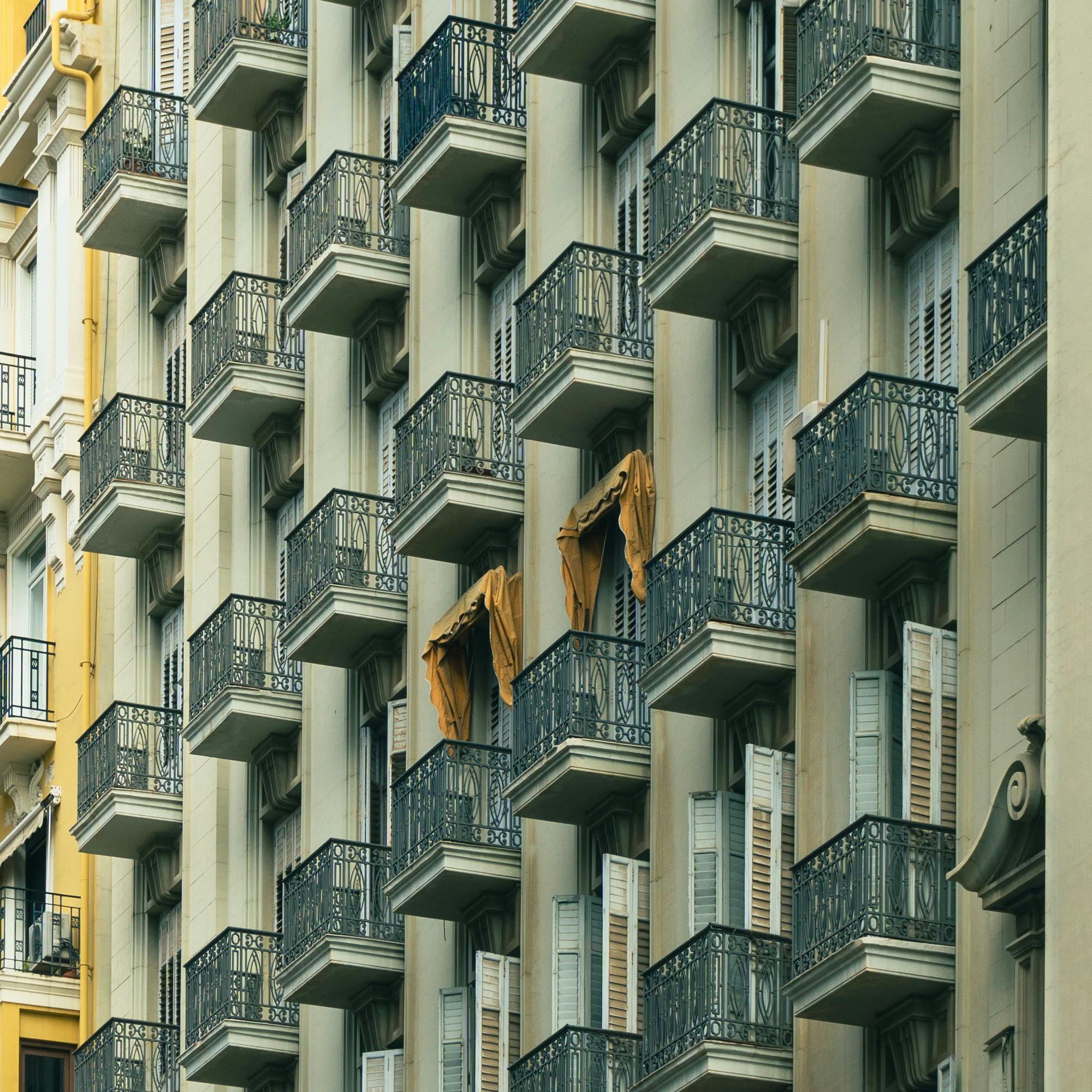 White and Beige Concrete High-rise Building · Free Stock Photo