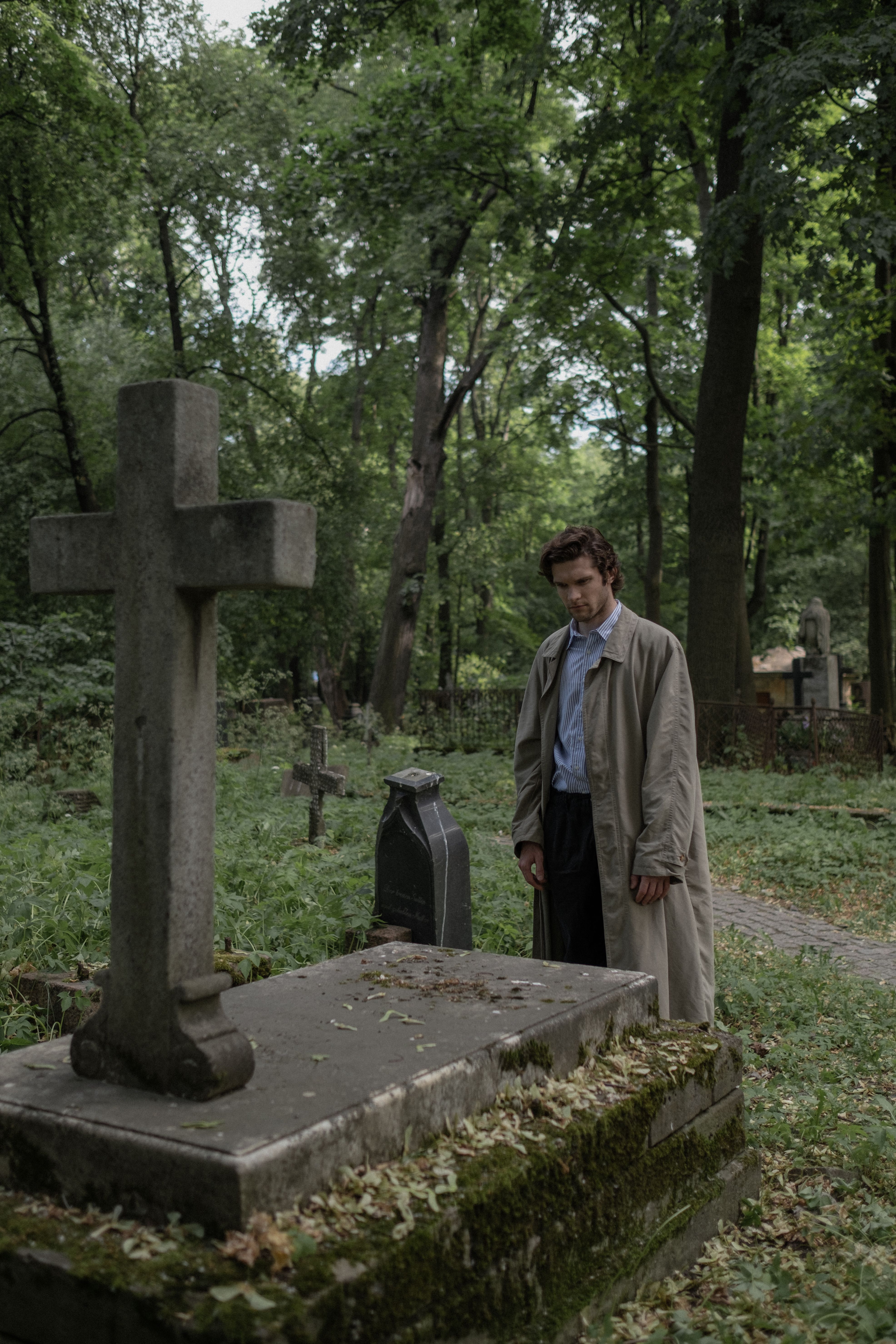 Man In Graveyard Photos, Download The BEST Free Man In Graveyard Stock ...