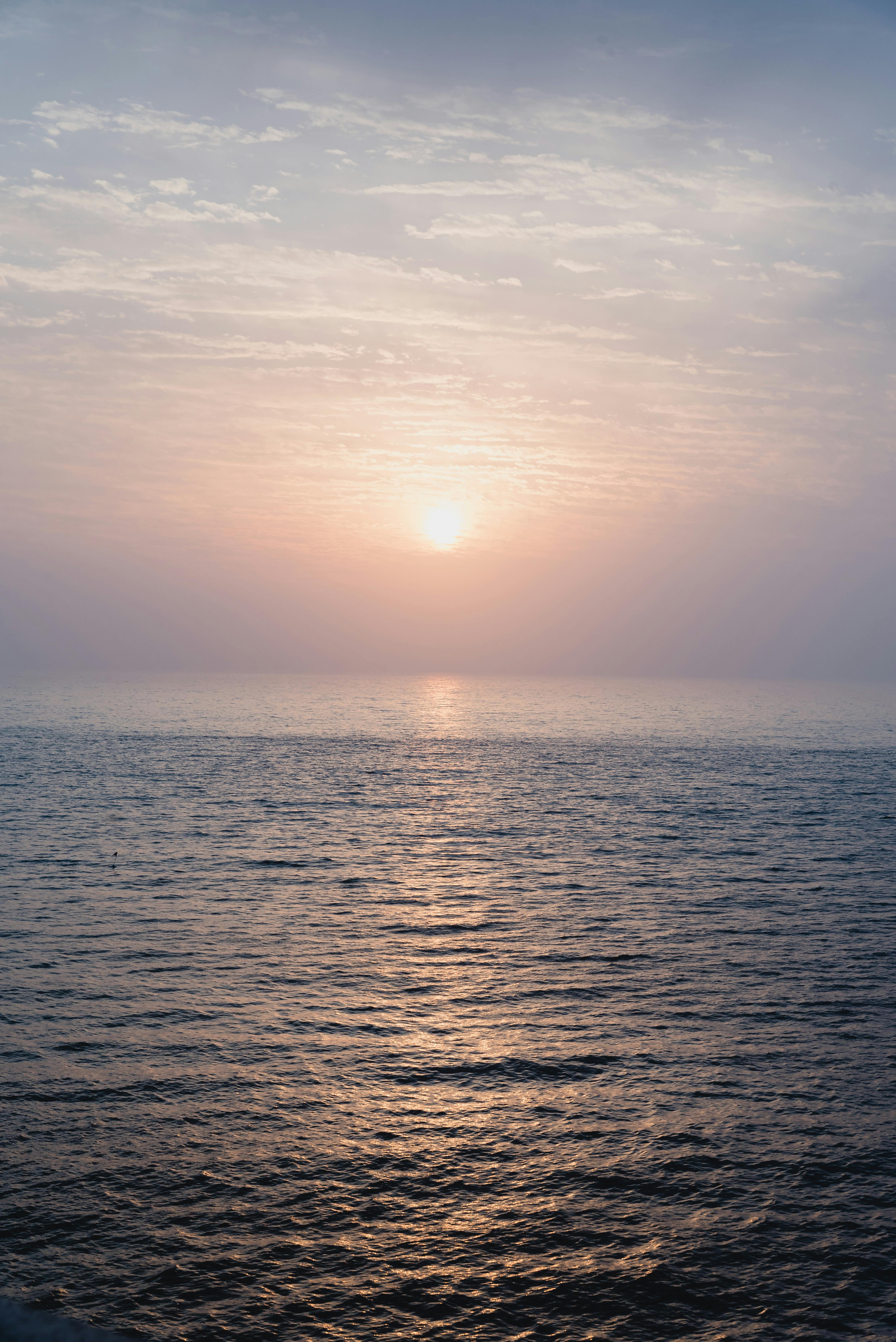 Beautiful Sky and the Sun in the Ocean · Free Stock Photo