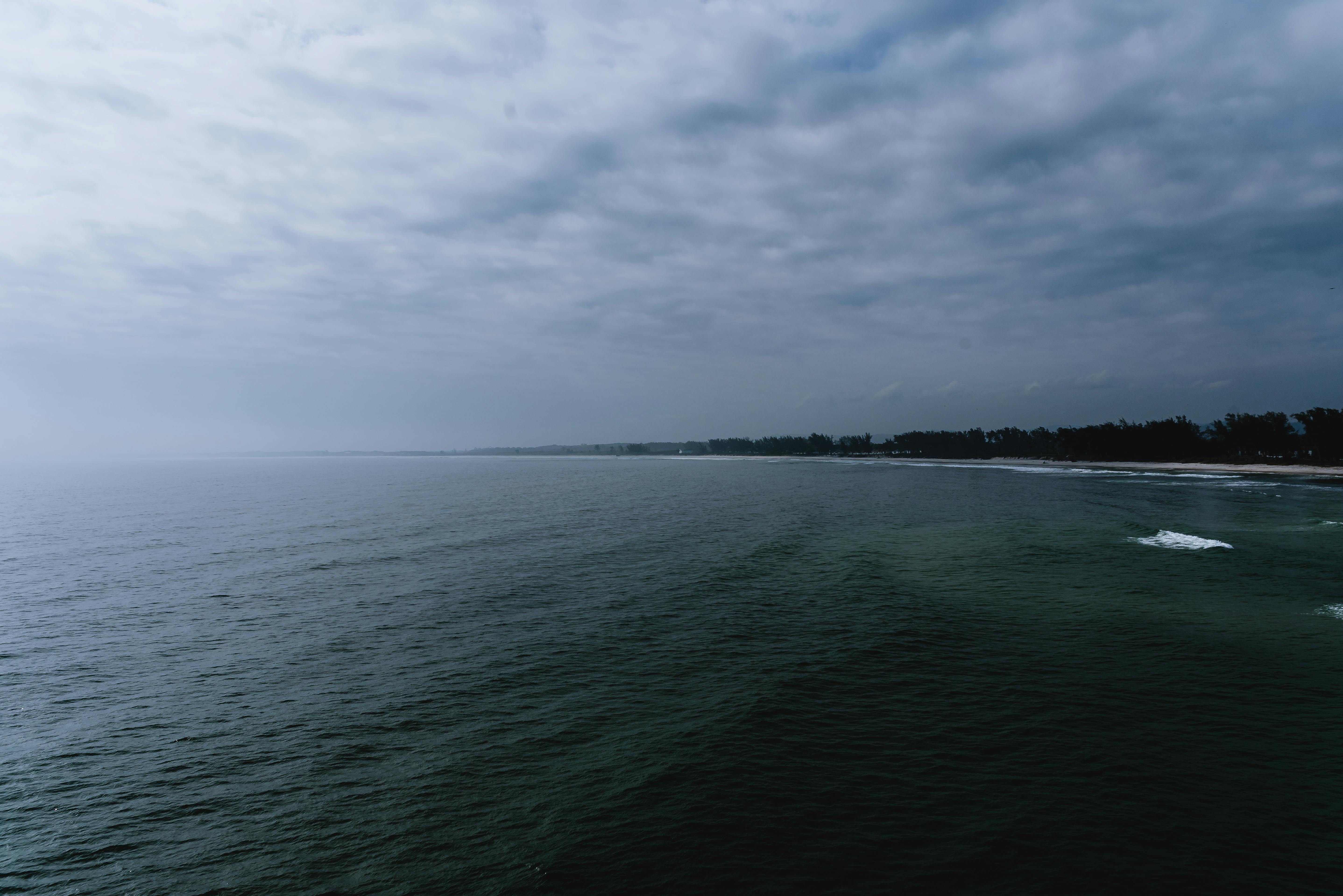 Blue Body of Water With Fog · Free Stock Photo