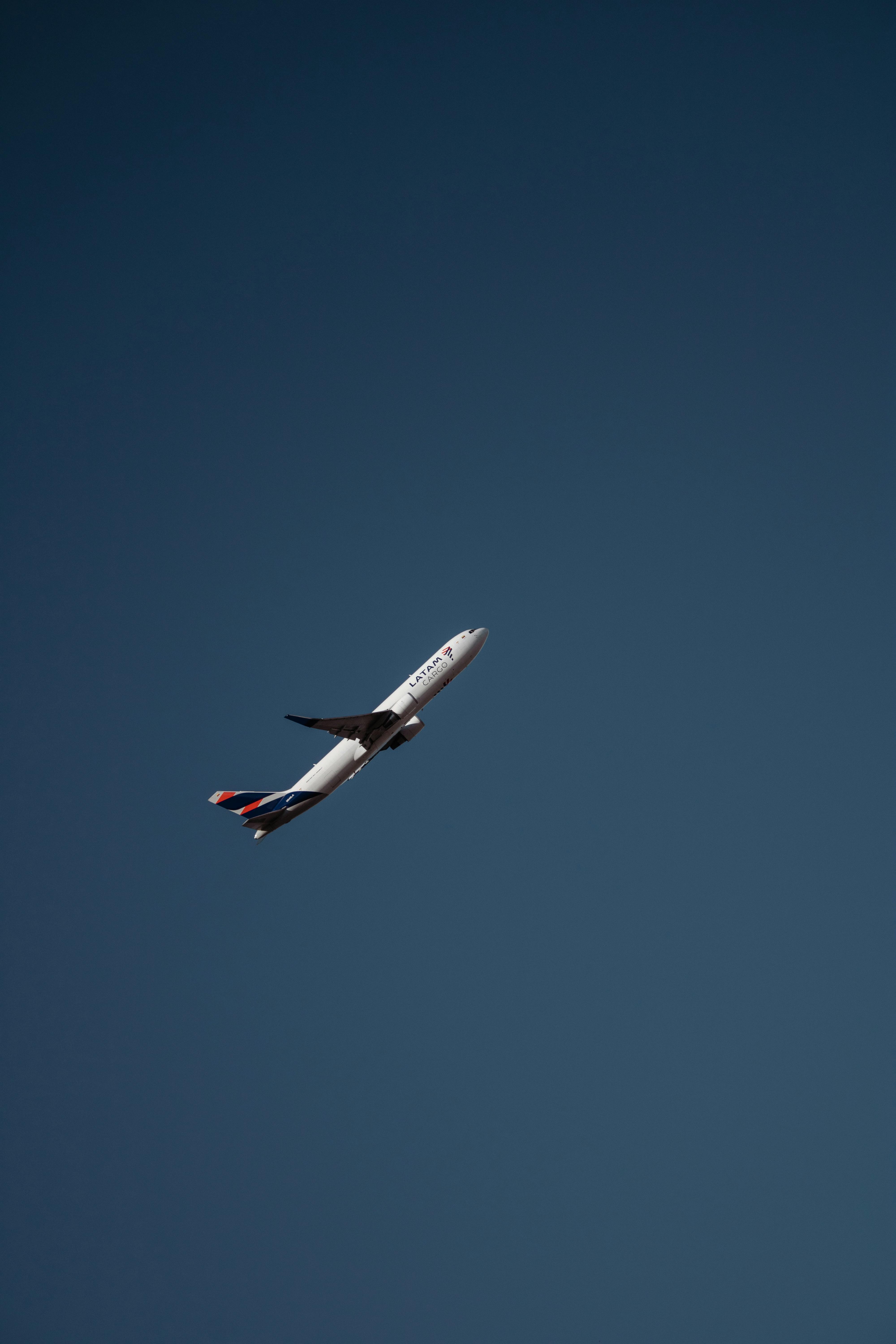Airplane Flying in the Sky · Free Stock Photo