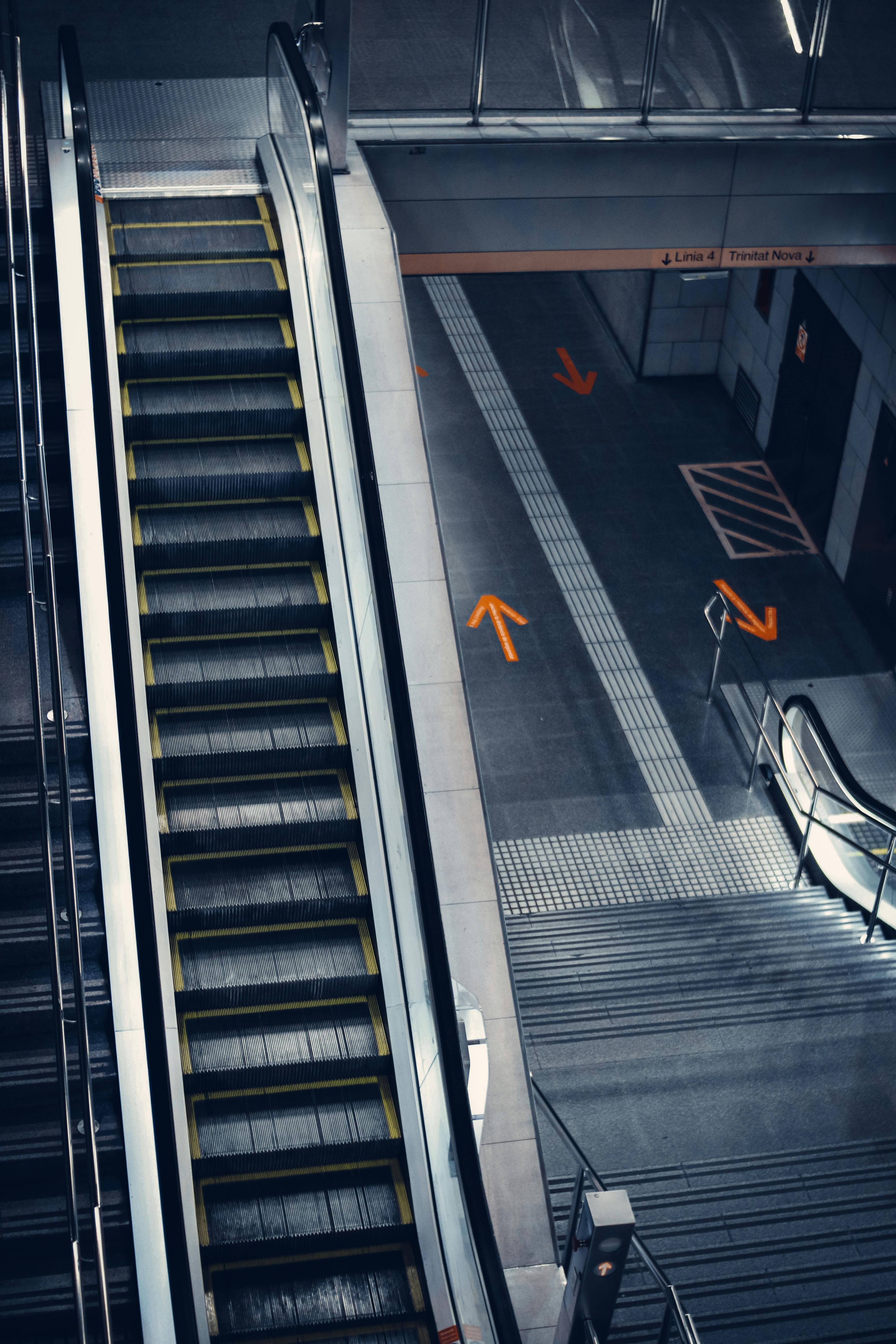 Women on Escalator · Free Stock Photo