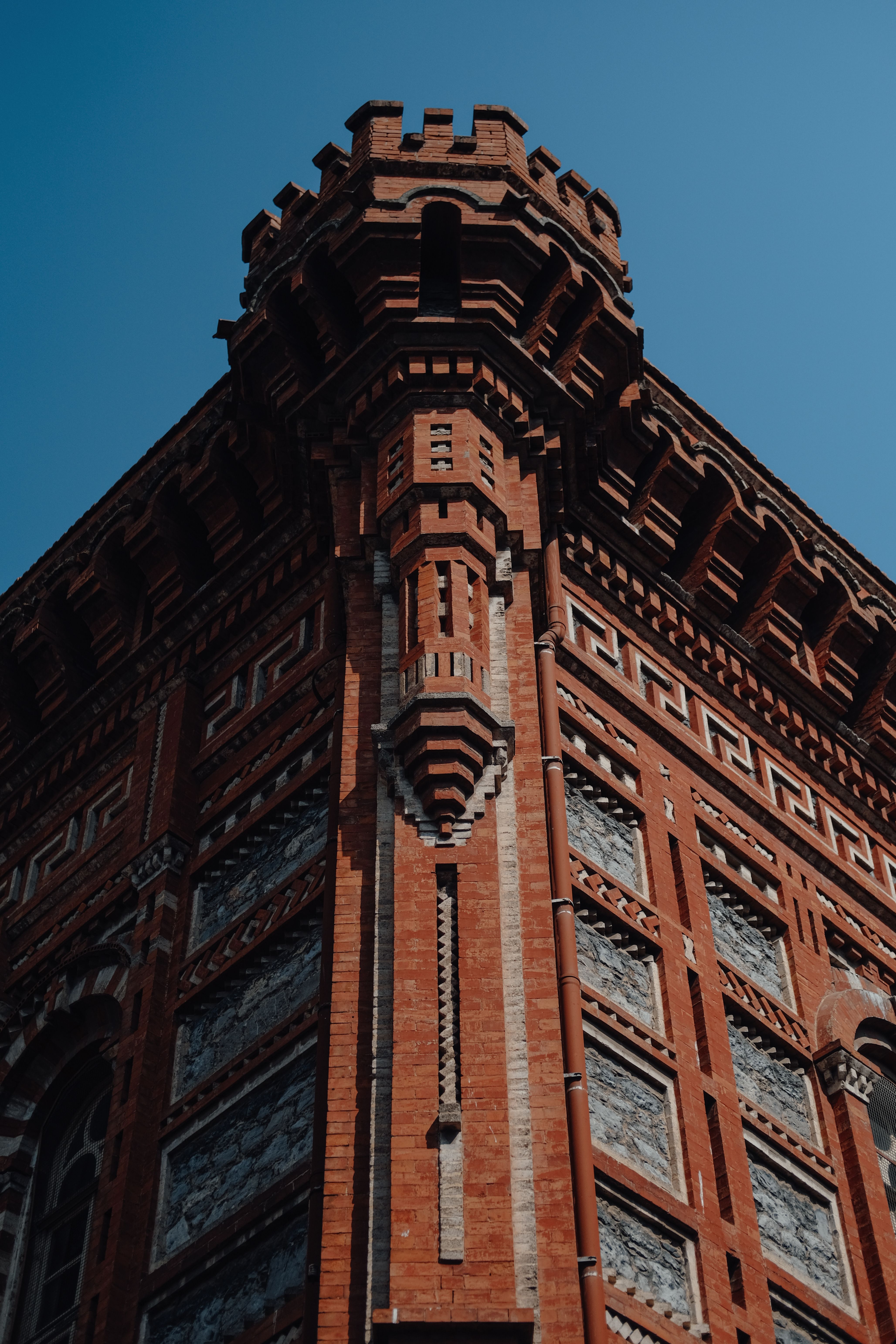 Beige Concrete Building · Free Stock Photo