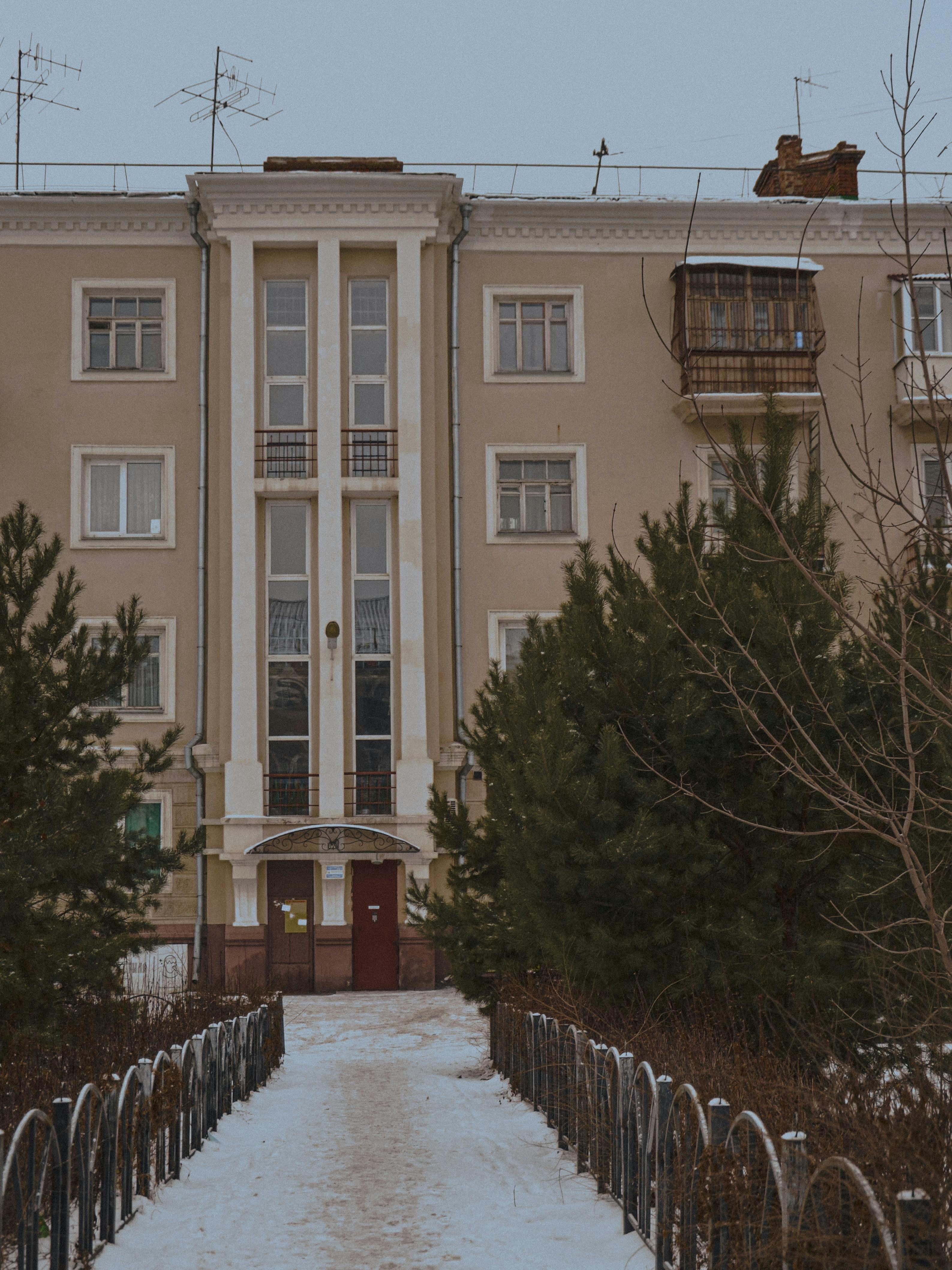 Building with Balconies · Free Stock Photo