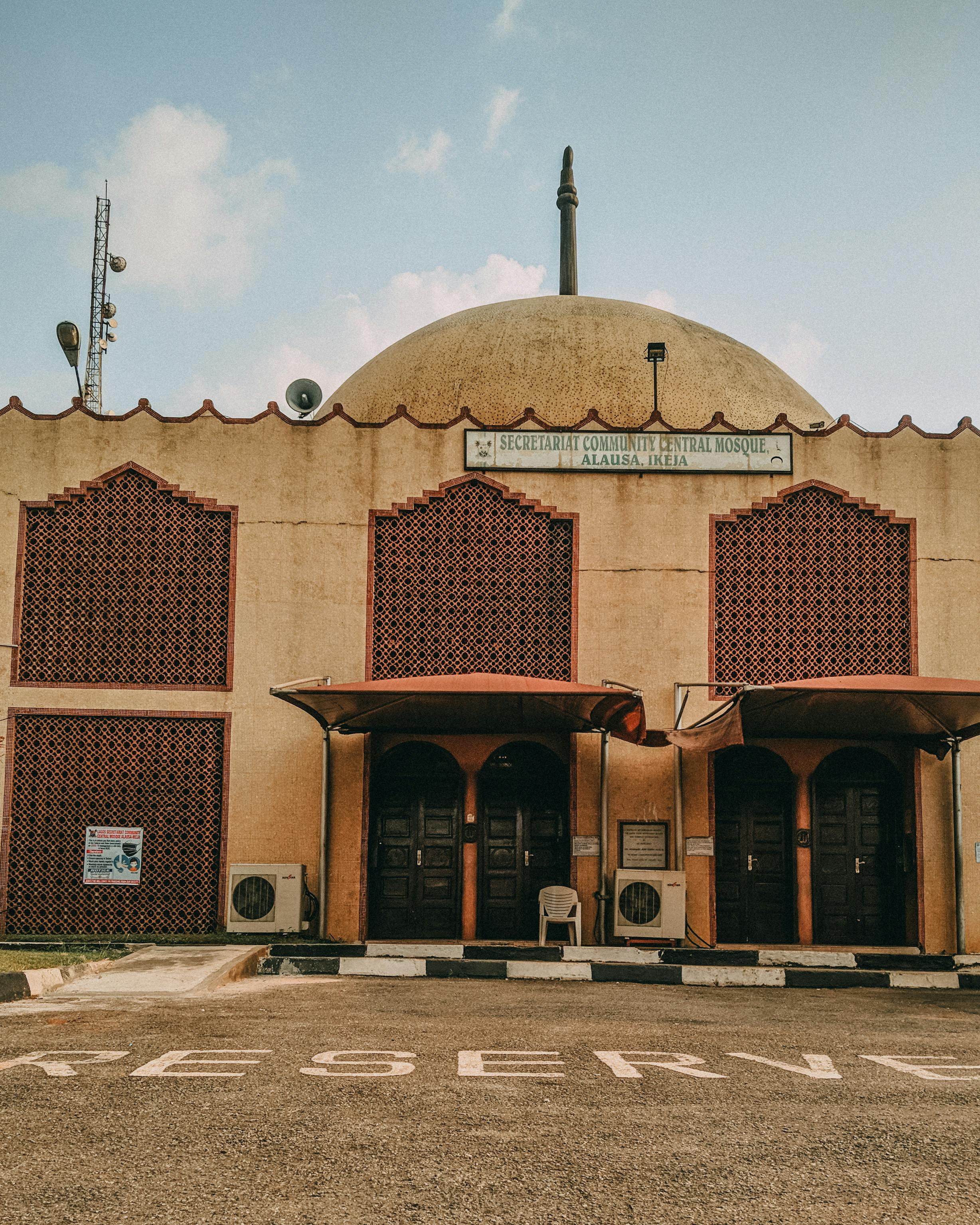 Road and Mosque · Free Stock Photo
