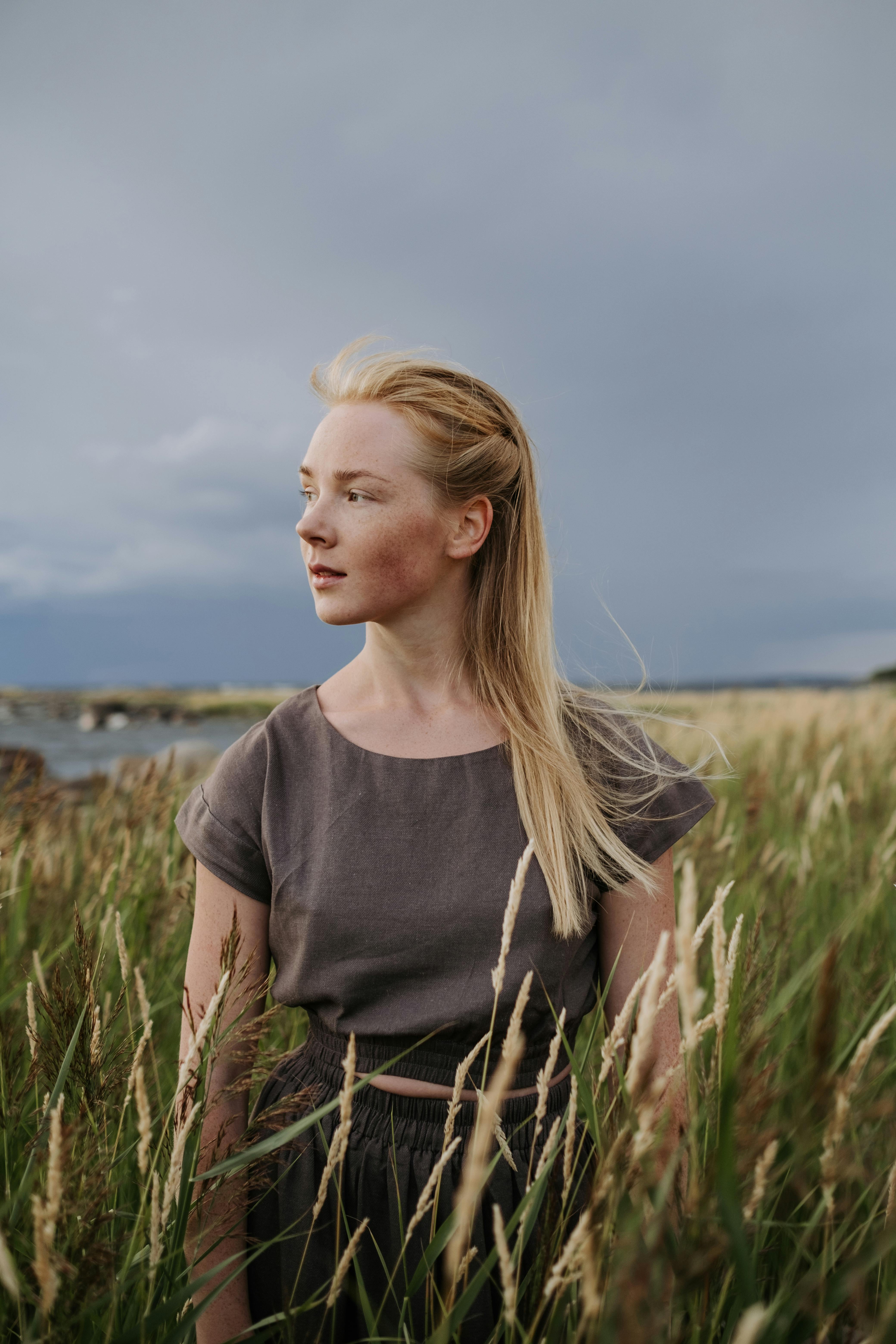 Sidelong Glance Photos, Download The BEST Free Sidelong Glance Stock ...