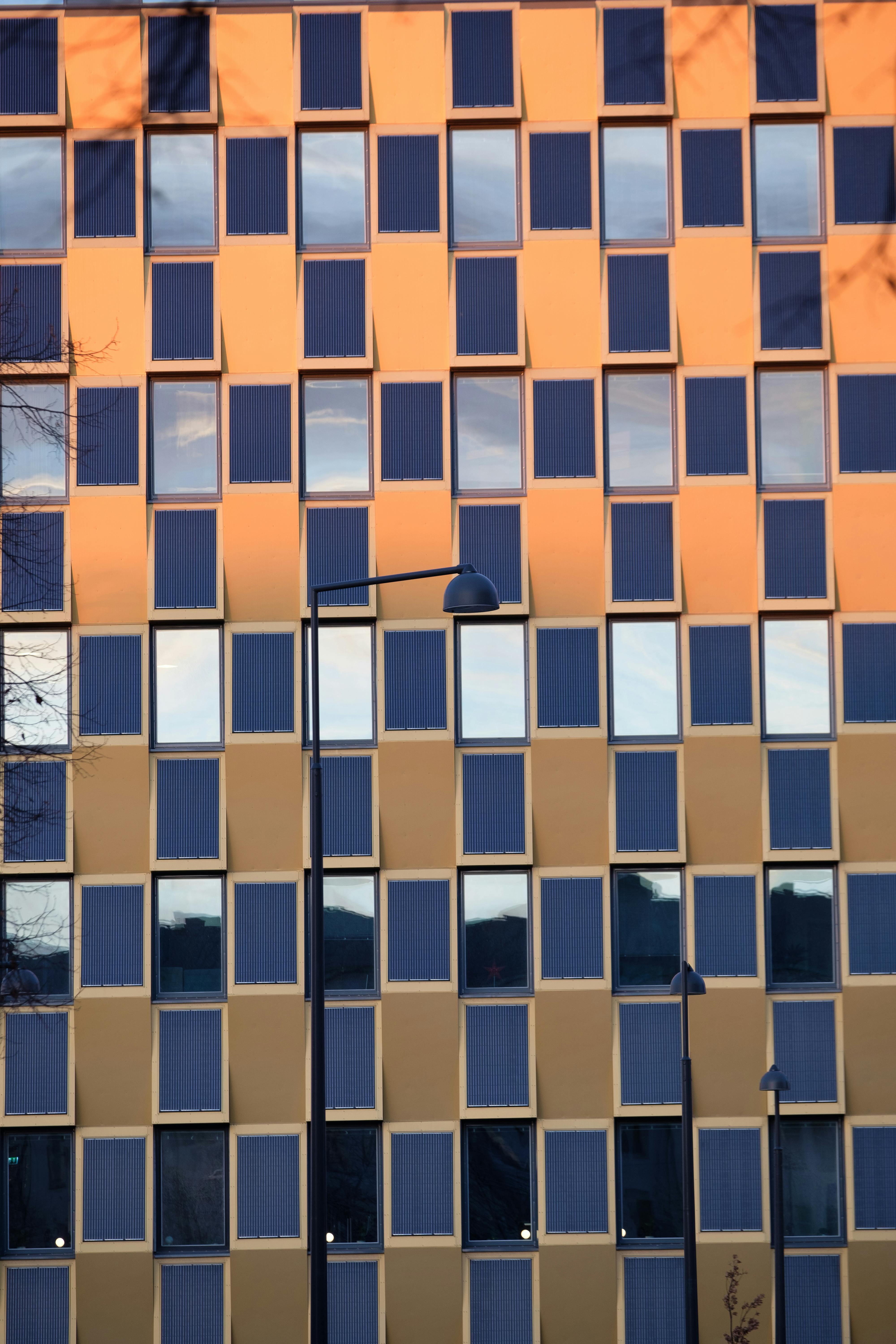 Street Lamp and Building · Free Stock Photo